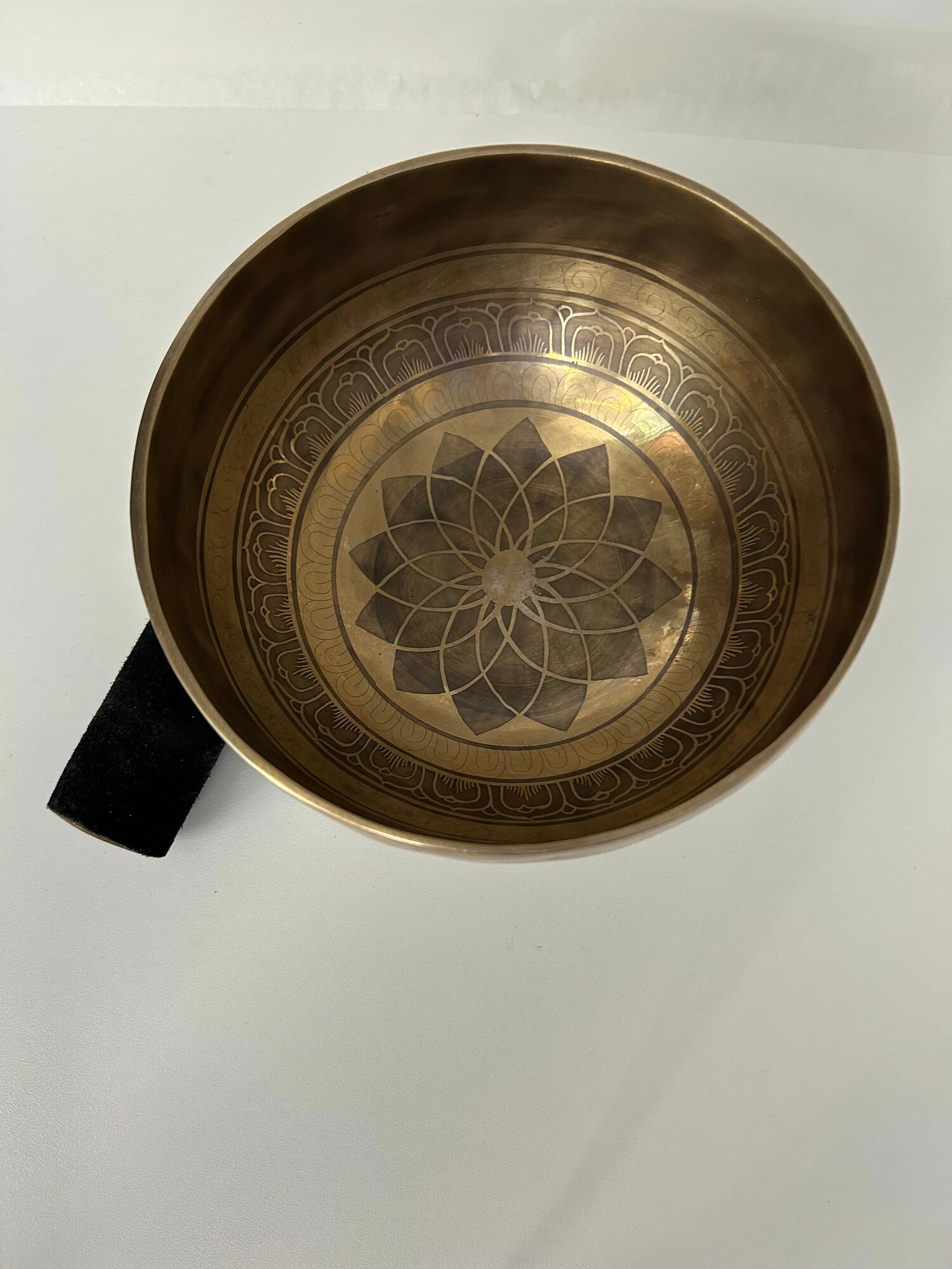 Тибетская поющая чаша тёмная с буддийскими символами (кованая): диаметр 18.70 см, нота Сол, 194 Гц, частота вибрации: 309 Гц, в комплекте со стиком и подушечкой