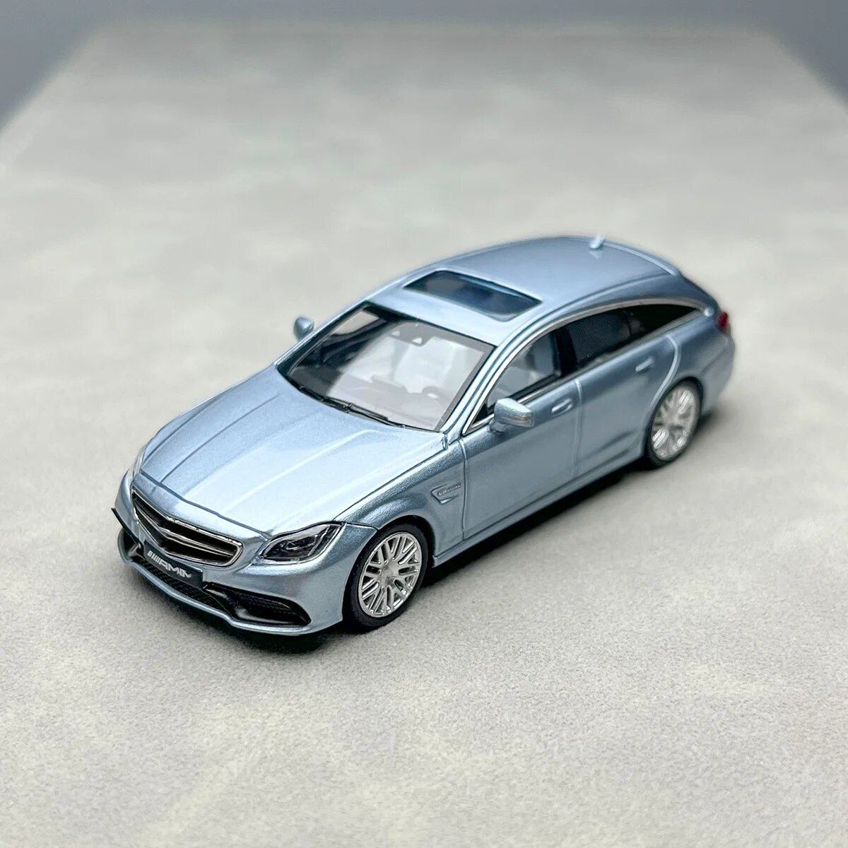 Модель автомобиля KingModel 1:64 Mercedes-Benz CLS 63 AMG, небесно-голубой