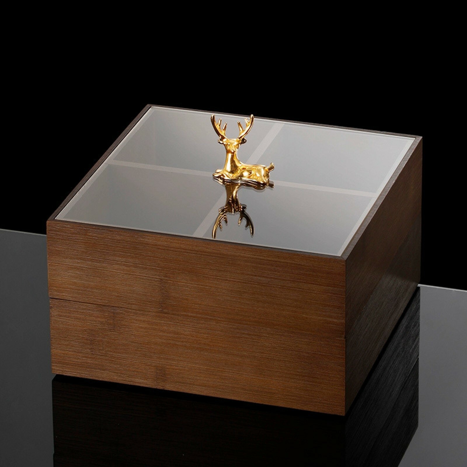 Деревянная двухъярусная менажница MyPads с прозрачной крышкой и фигуркой оленя для сухофруктов и снеков