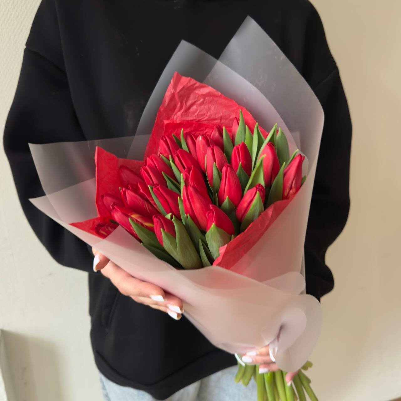 Весенний монобукет: 25 красных тюльпанов в дизайнерской упаковке
