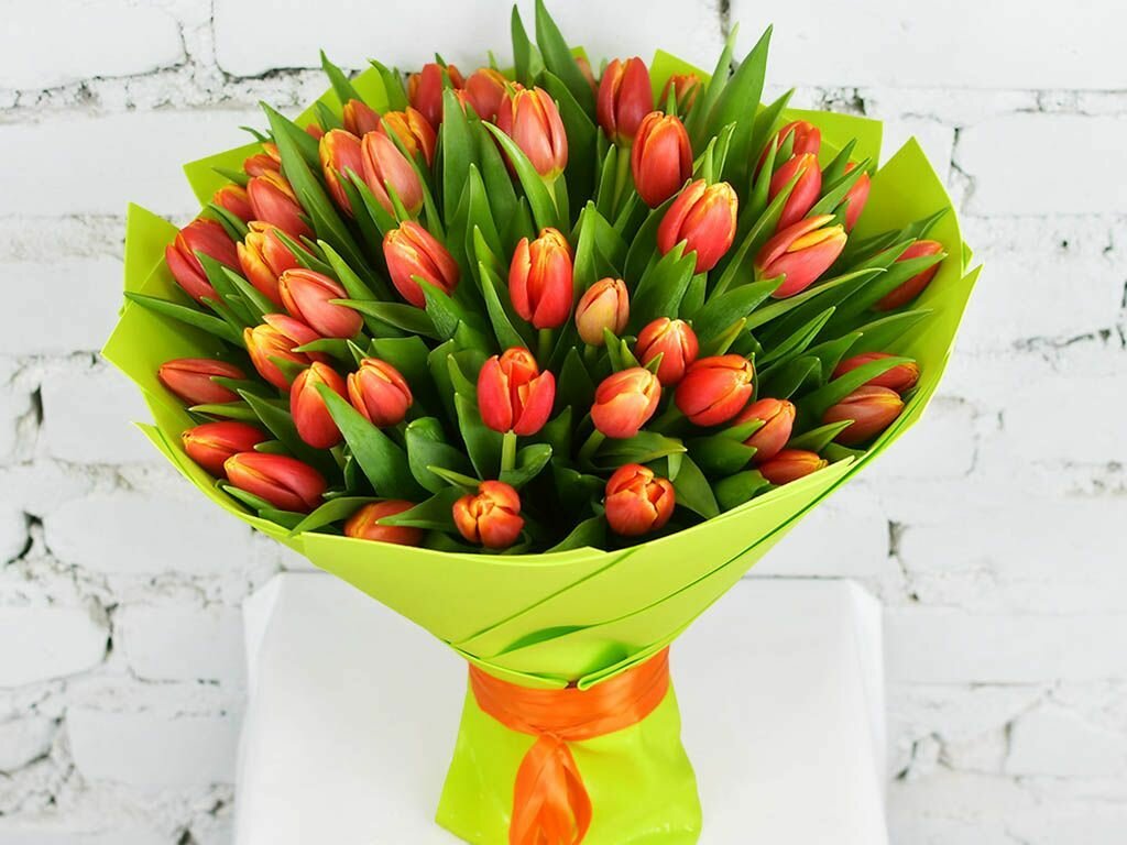 Букет 51 оранжевый тюльпан в упаковке