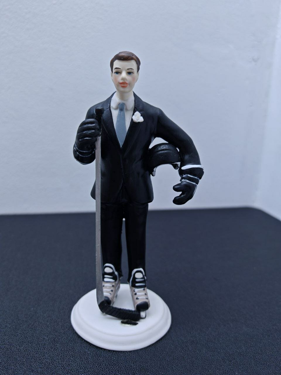 Фигурка жениха (хоккеиста) из гипса для украшения свадебного торта