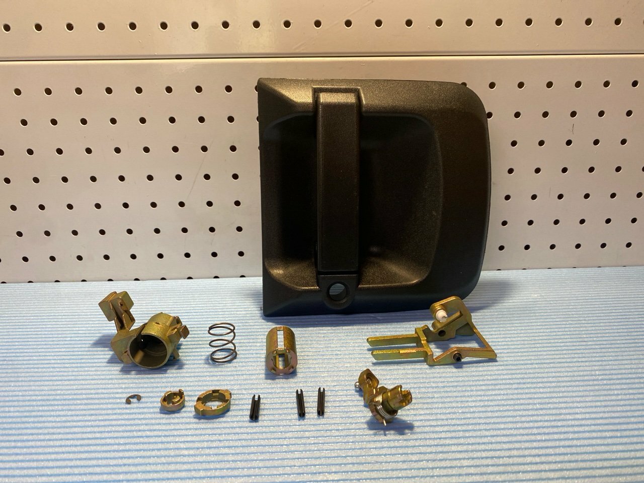 Ручка двери МАН ТГА ТГЛ ТГМ ТГС ТГХ левая (водительская) без личинки и ключа (MAN)