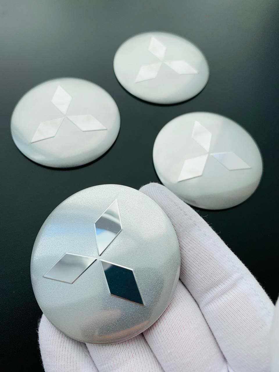 Наклейки для диски Mitsubishi 56мм 4шт. Наклейки на ступичные колпачки Митсубиси 56мм серебро