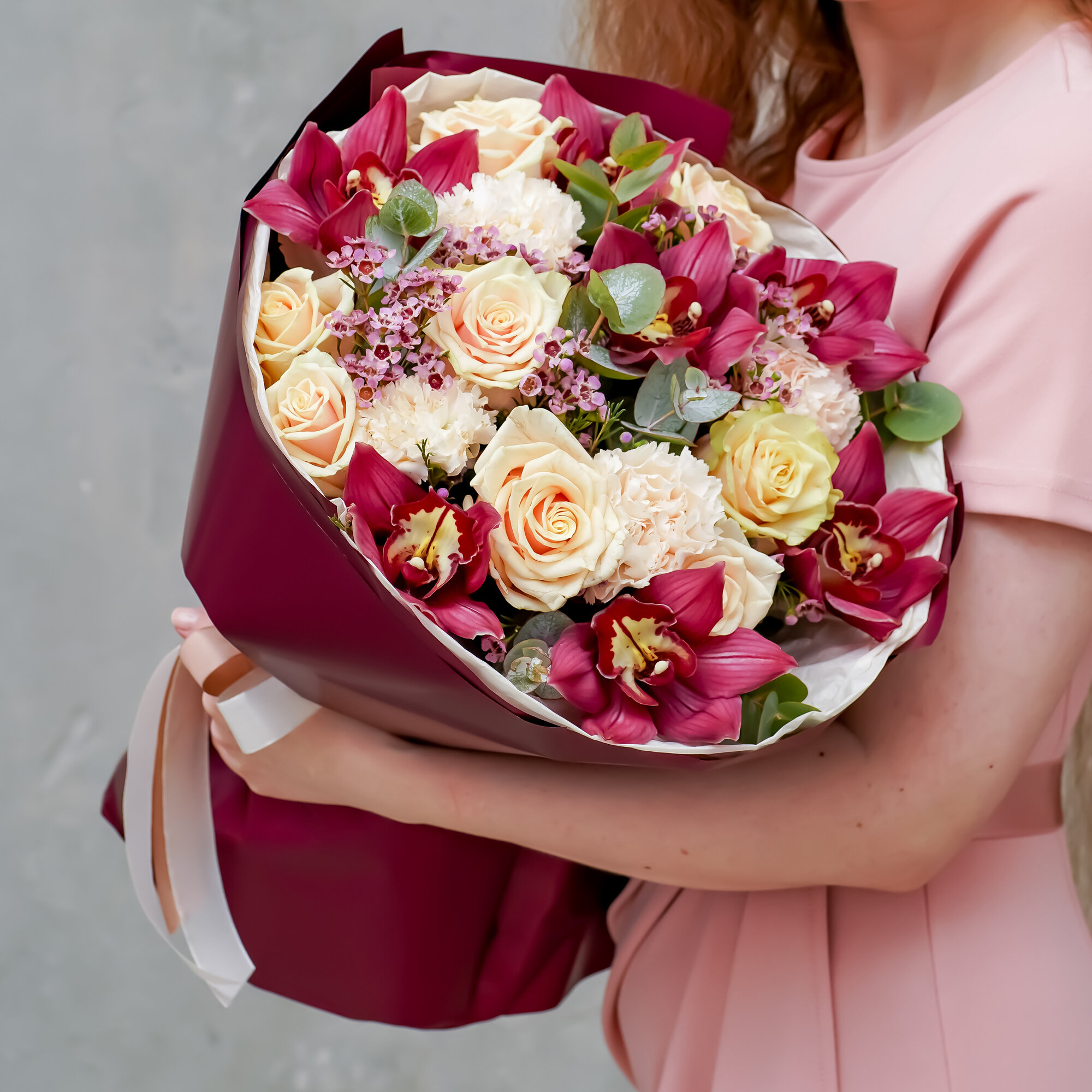 Букет живых цветов Flor-Pro Flowers из орхидей, гвоздик и роз "Бархатный шарм" в авторской упаковке