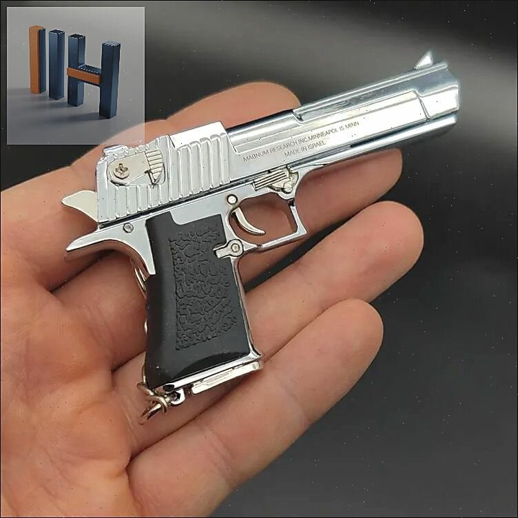 Черный съемный брелок в виде пистолета Desert Eagle 1:3