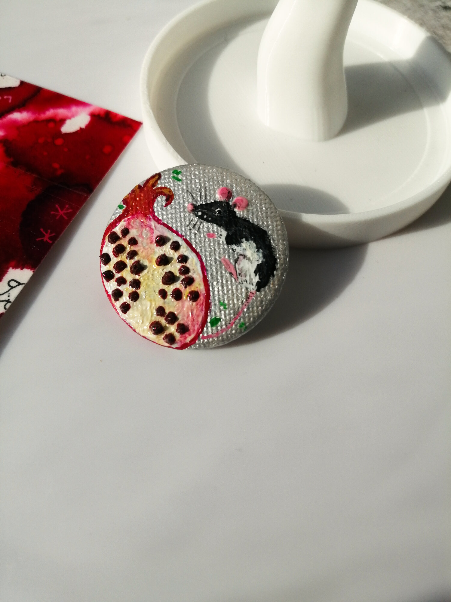 Авторский значок "Крыса-хранитель гранатовых сокровищ", ручная роспись, текстура, акрил, холст, 36 мм