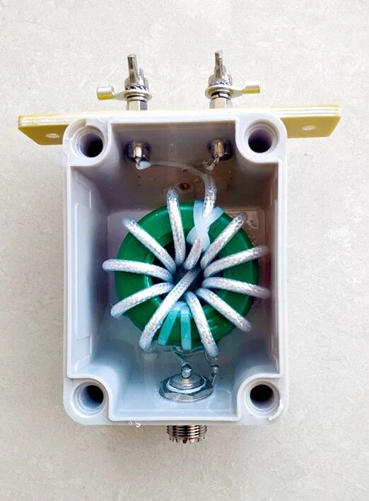 Высокомощный балун 1:1 для коротковолновой антенны 2 кВт серый