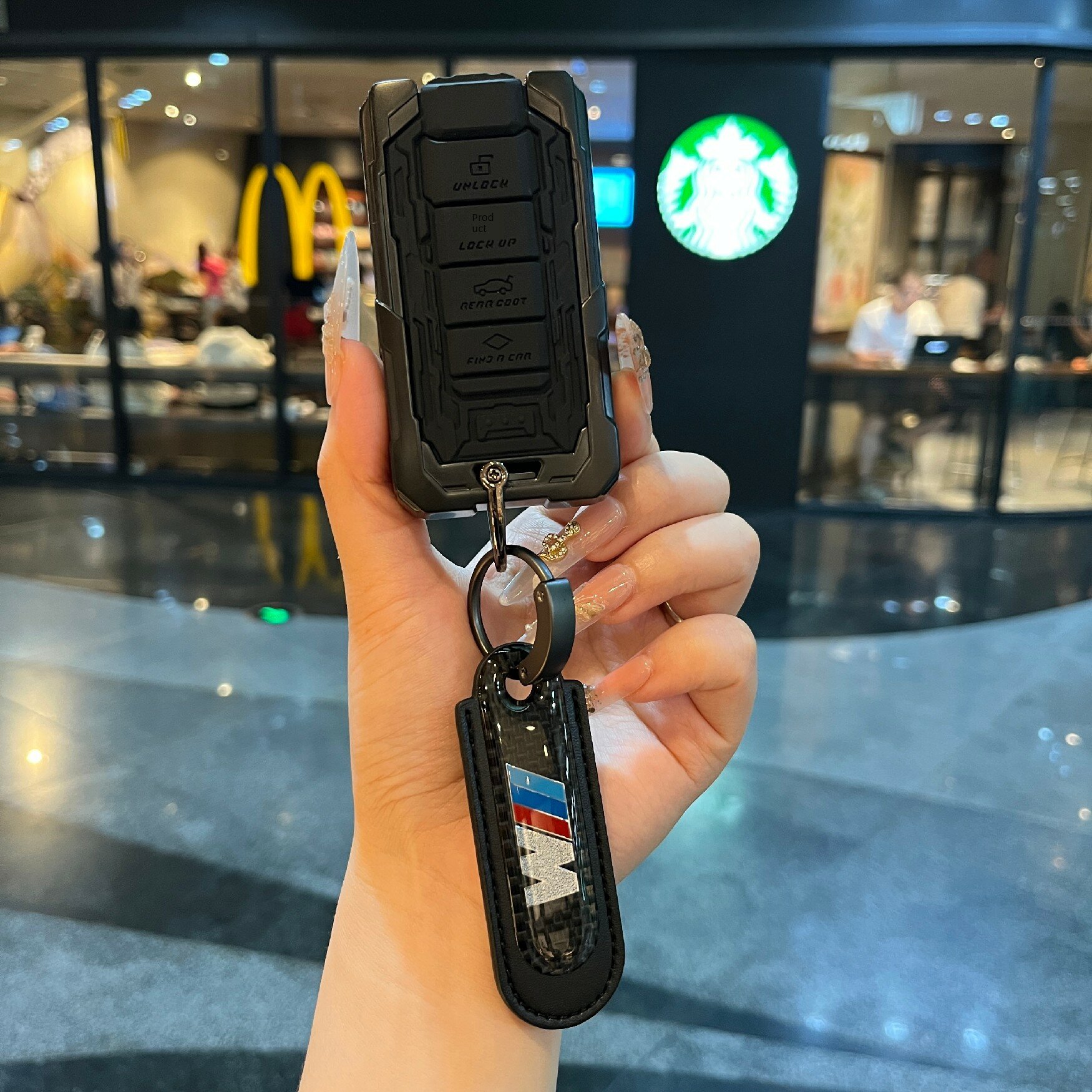 Ключевой чехол BMW 5 Series в классическом стиле с темно-черной отделкой и карбоновым подвесным кольцом с M-эмблемой