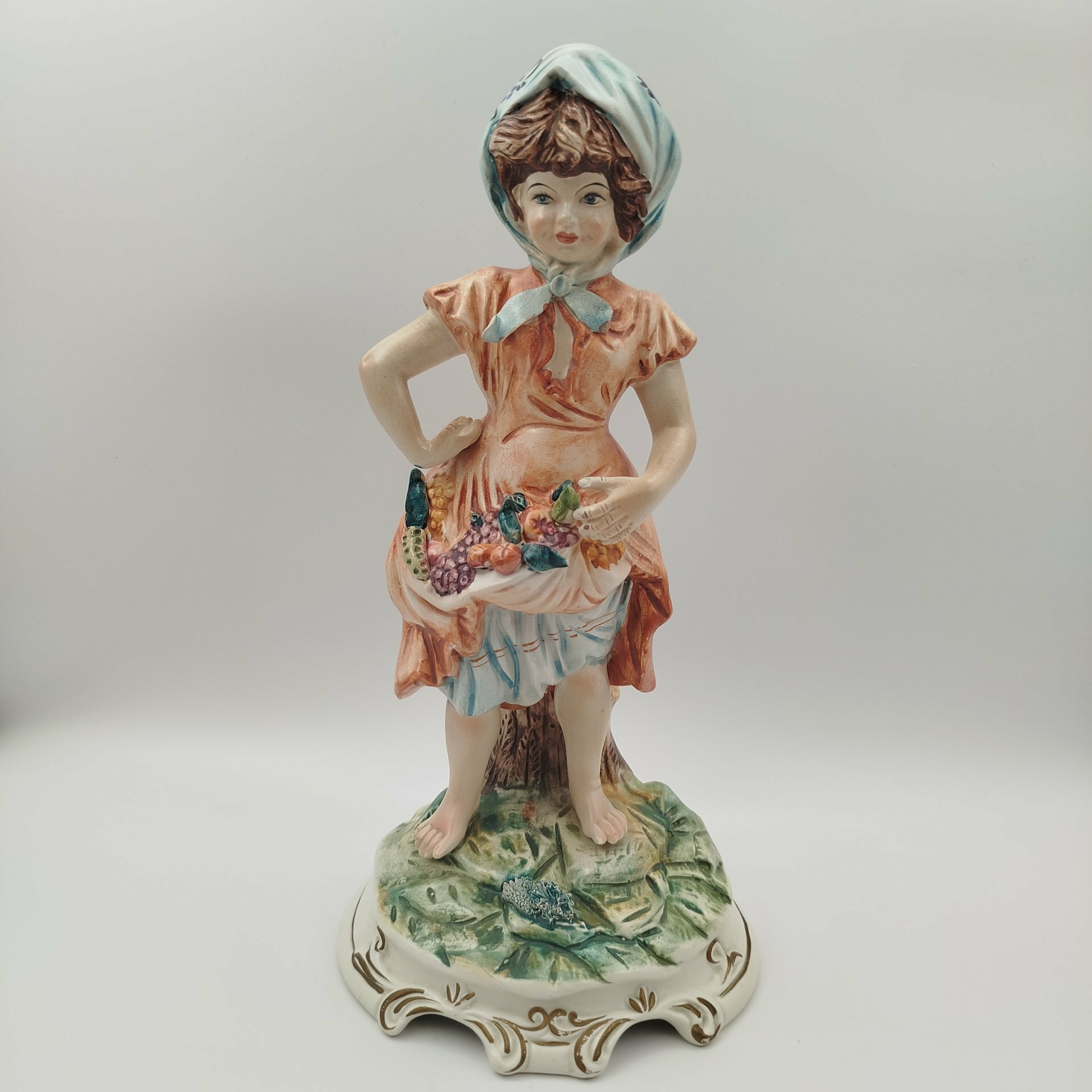 Статуэтка "Девочка с фруктами" в стилистике Capodimonte, фаянс, роспись, Европа, 1970-1990 гг.