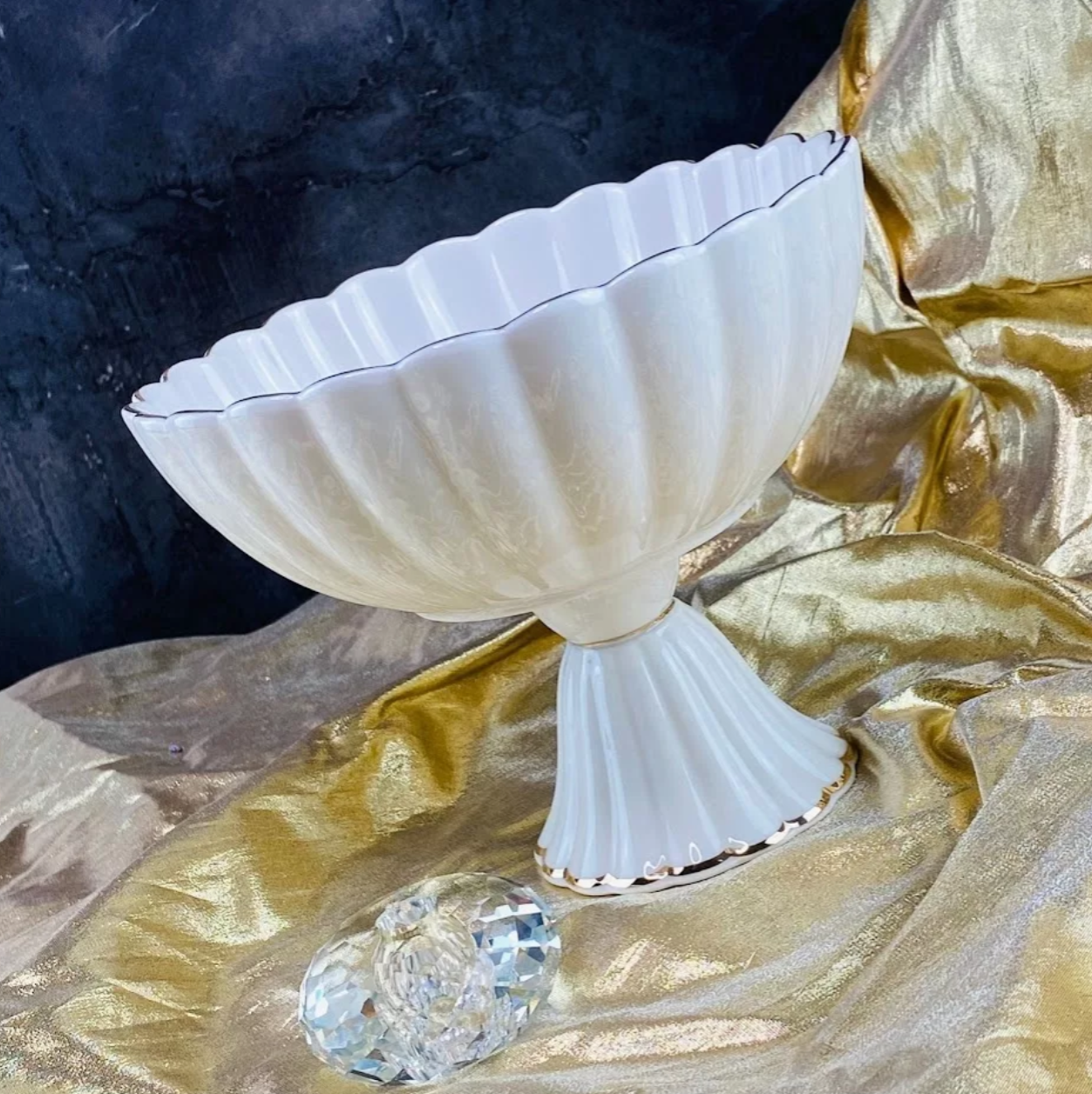 Конфетница 15см на ножке Фарфор 102-104 118-102-104