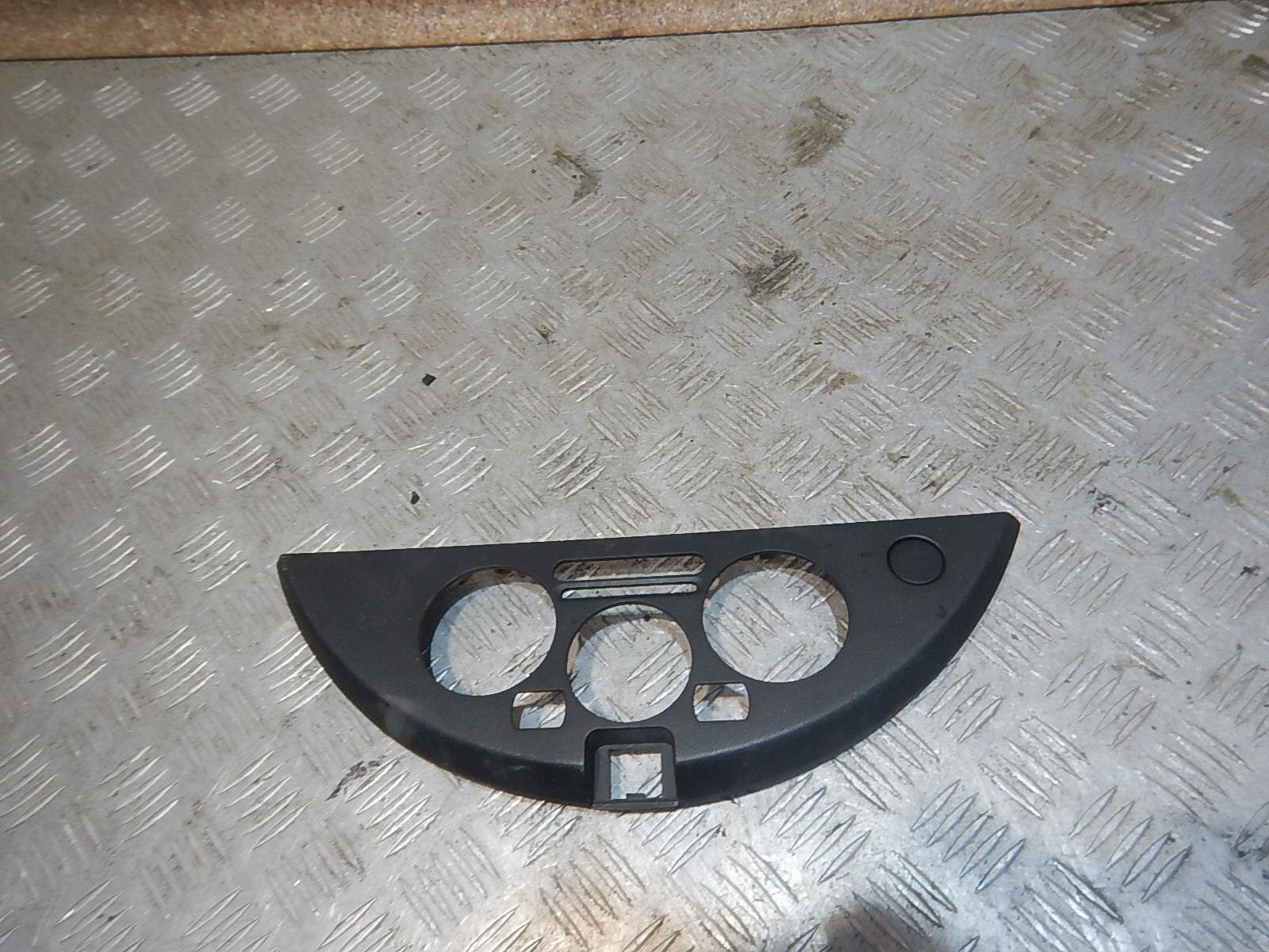 Б/У Накладка декоративная, Nissan (Ниссан)-NOTE (E11) (06-) NISSAN NOTE (E11) (06-) Грязная. 470519 NISSAN арт. 275709U100