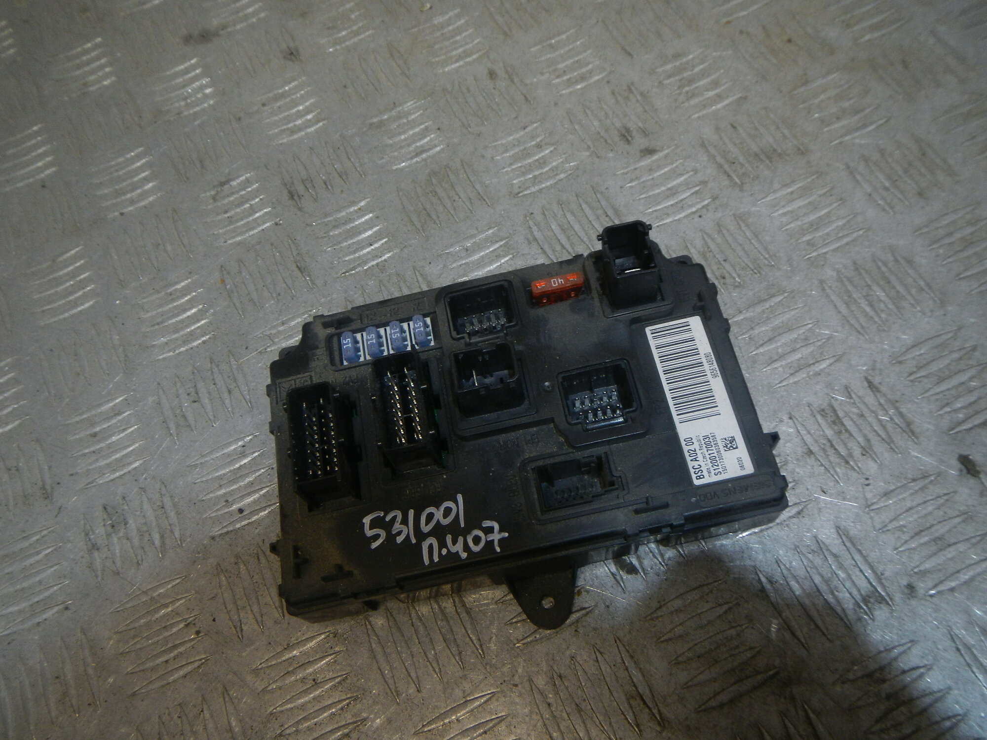 Б/У Блок предохранителей, Peugeot (Пежо)-407 (04-) PEUGEOT 407 (04-) салонный (в багажник) Без видимых повреждений. 53100...