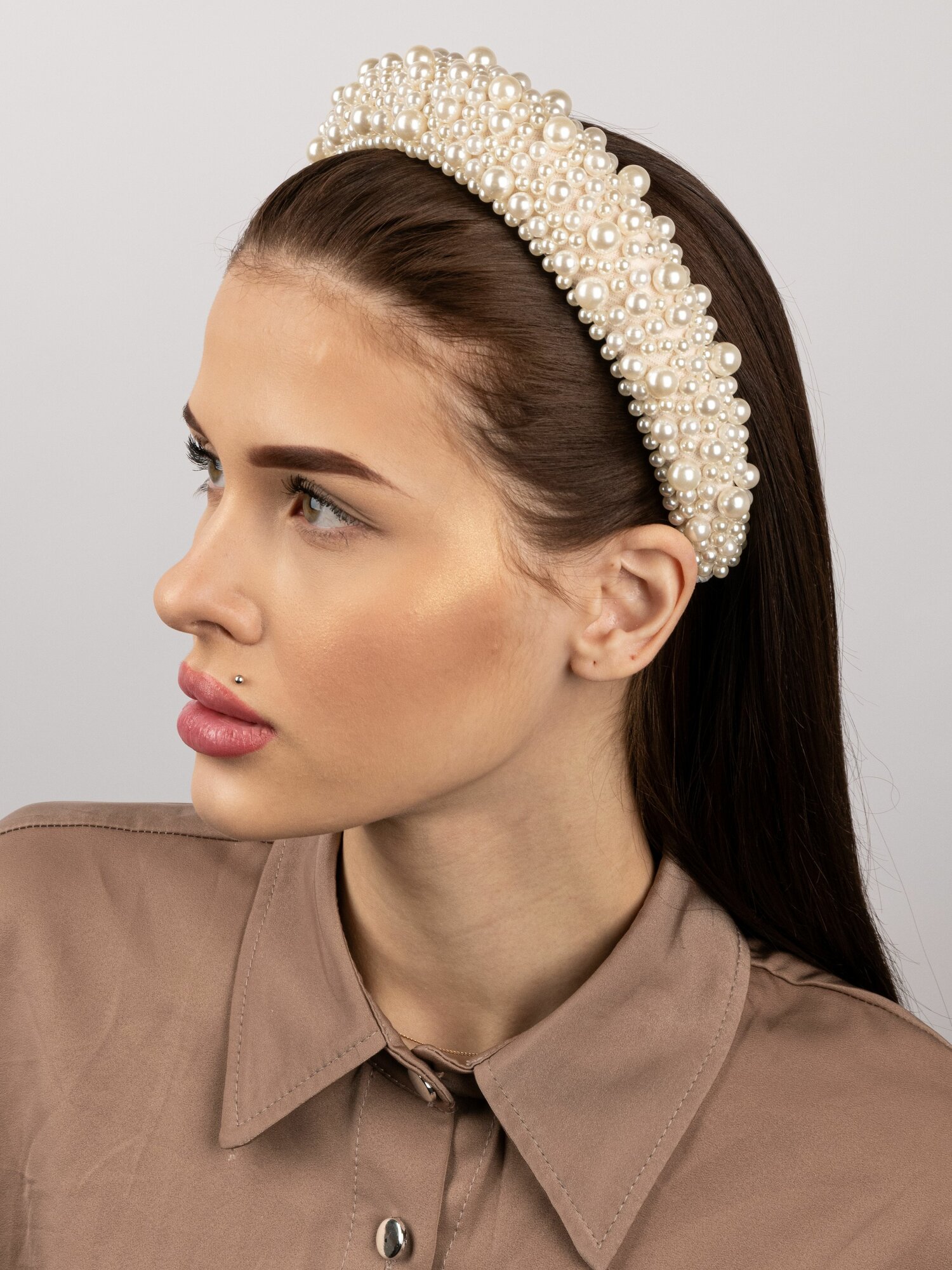 Ободок женский "Весна-лето 2023", с жемчужной тесьмой, белый