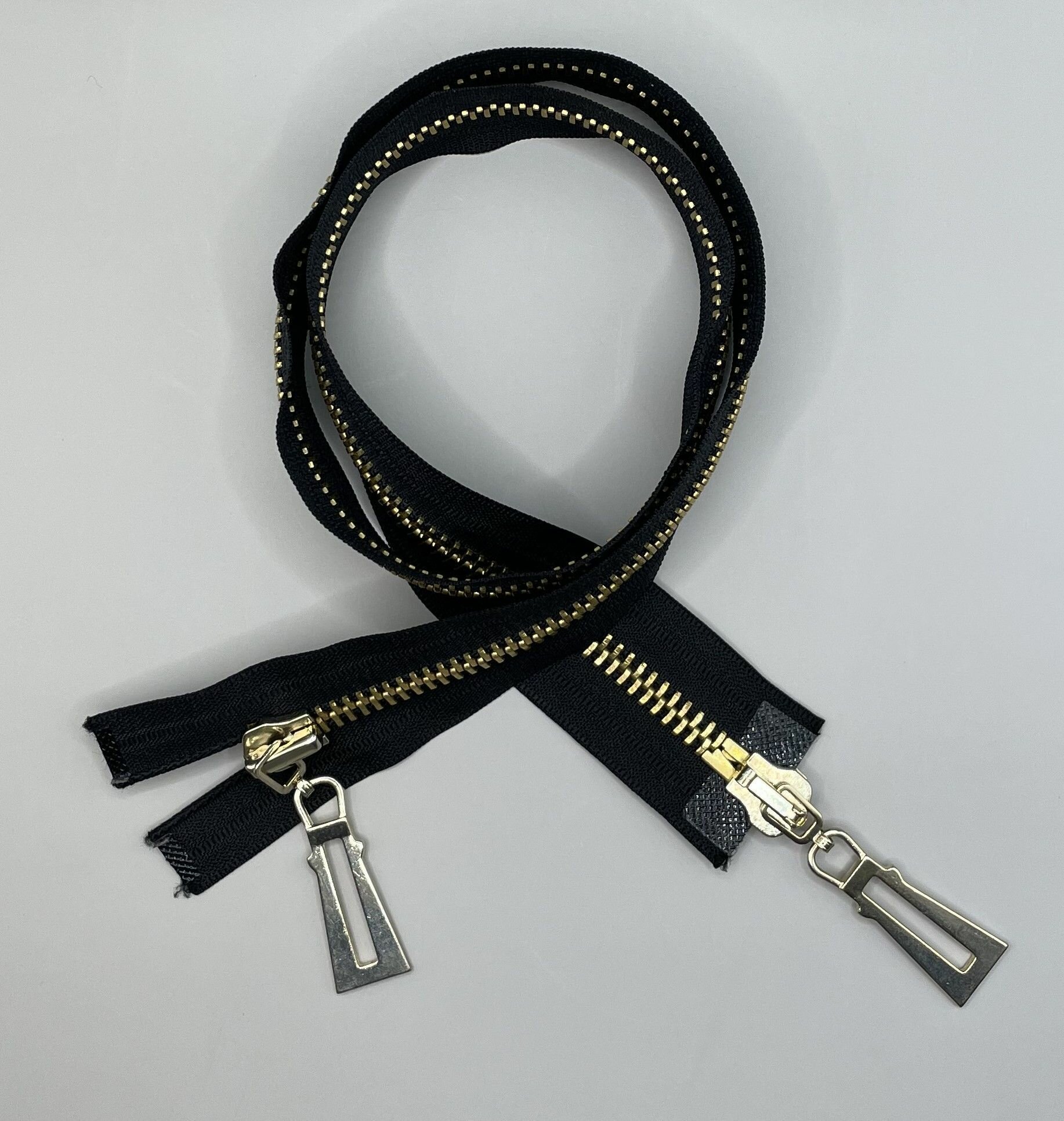 Молния металл,75см, тип 8, черный, зубья золото,2 замка.1шт.