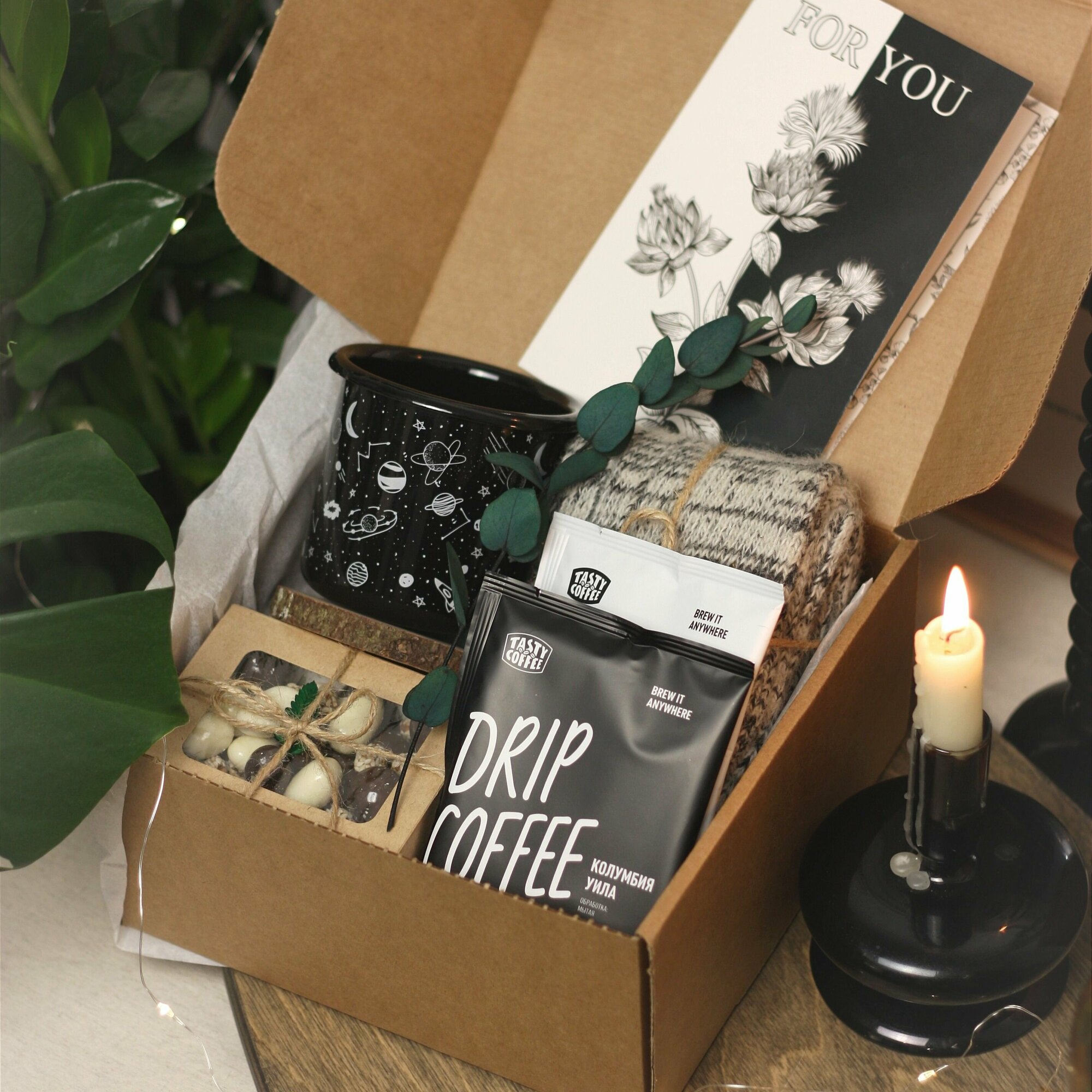 Подарочный мужской бокс с кружкой "Космос", кофе, орехами и носками