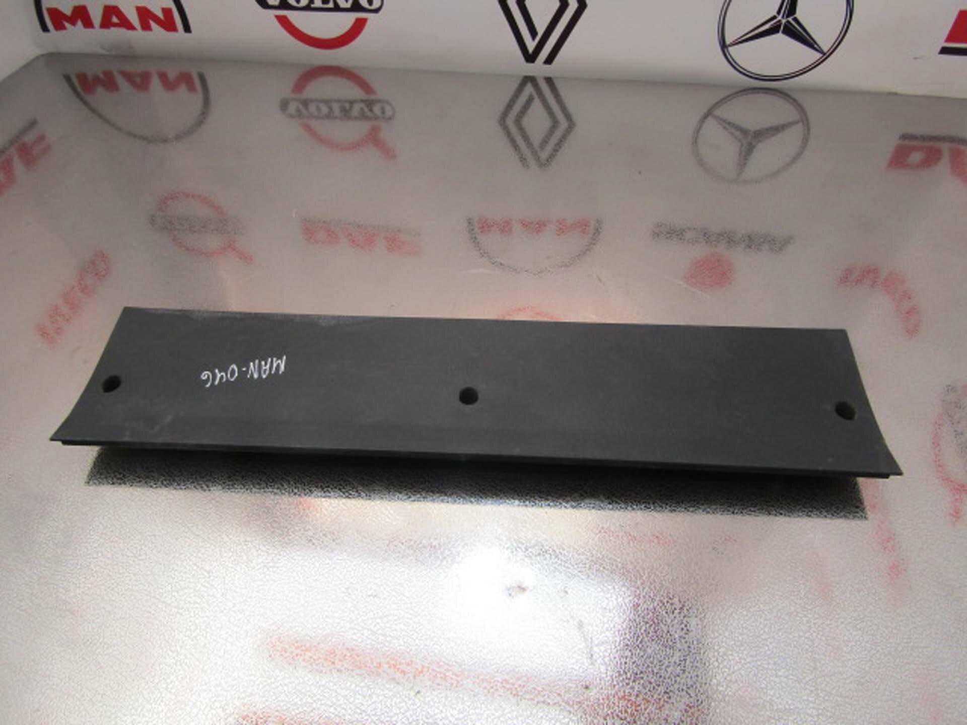 Накладка задней стенки салона верхняя центральная MAN TGS, TGM, TGL, TGA, TGX / дефект!!! Скол!!!