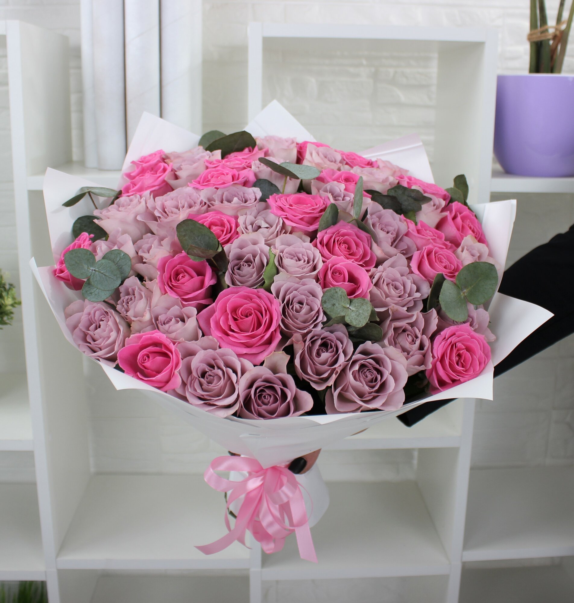 Монобукет THE FLOREAL розовая и сиреневая роза 51 штука, высота 40 см, с эвкалиптом