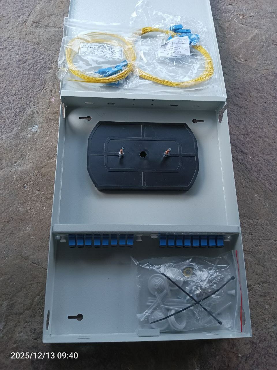 Оптический кросс Век-Телеком W16, настенный, 16 оптических портов, сталь, RAL 7035