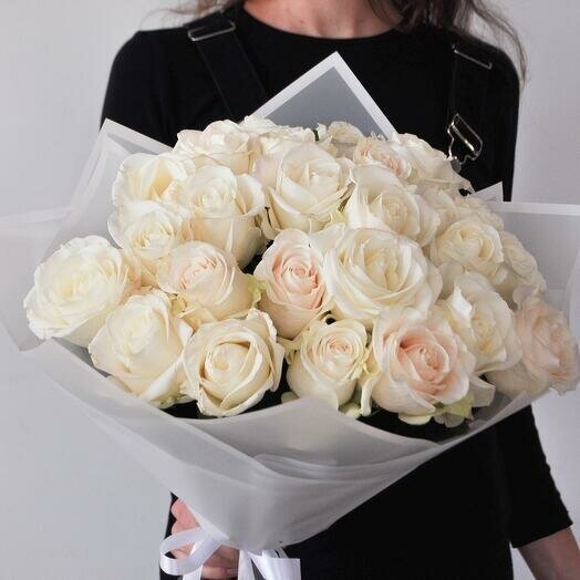 Букет Королевство Праздника "Белые розы Эквадор", 25 роз, упаковка пленка, 55см