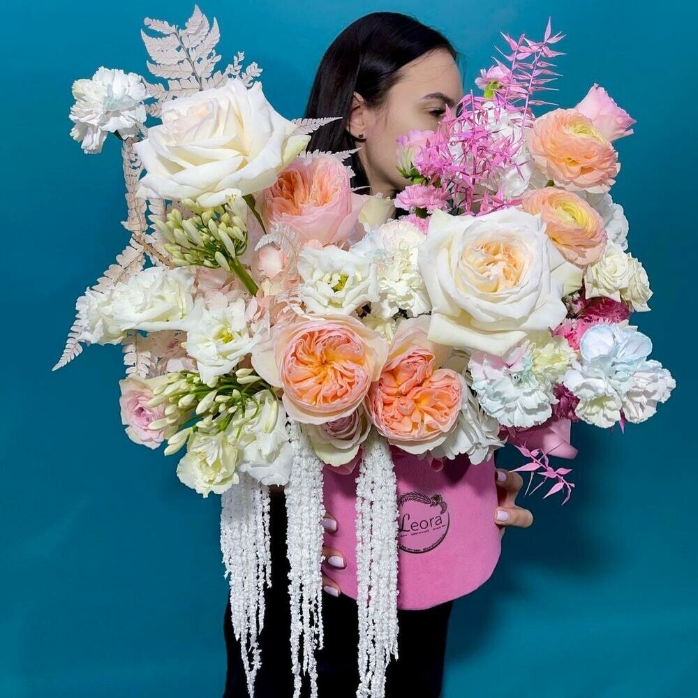 Цветы в коробке. Пионовидные розы, гортензии и диантус. Композиция 520. Leora Flowers дом цветочной моды