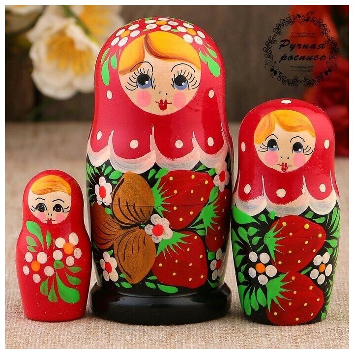 Матрёшка "Земляничка", красный платок, 3 кукольная, 10 см