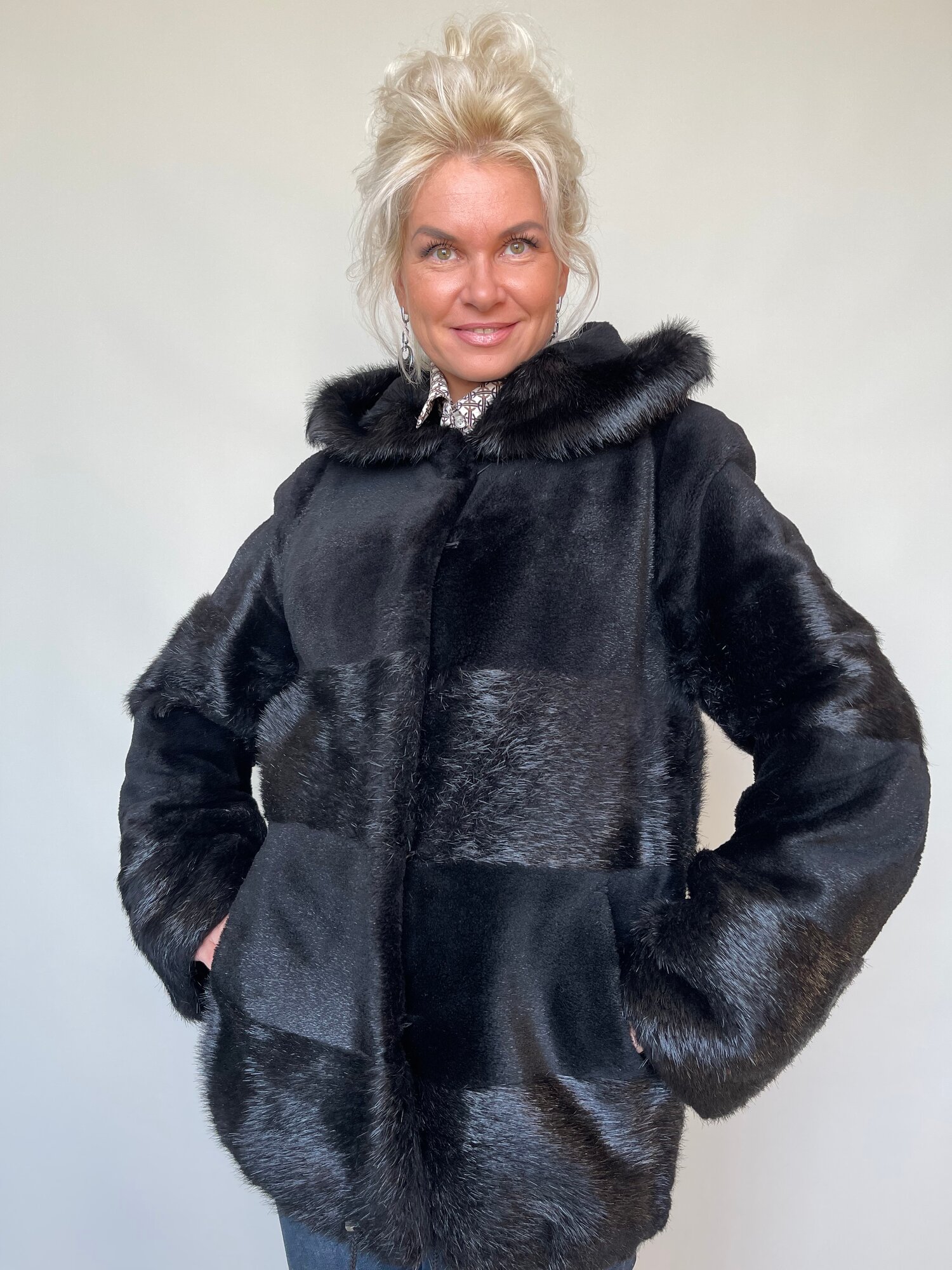 Шуба из стриженой нутрии тм натуральный МЕХ капюшон дл.75 см р.46-48 /12449/