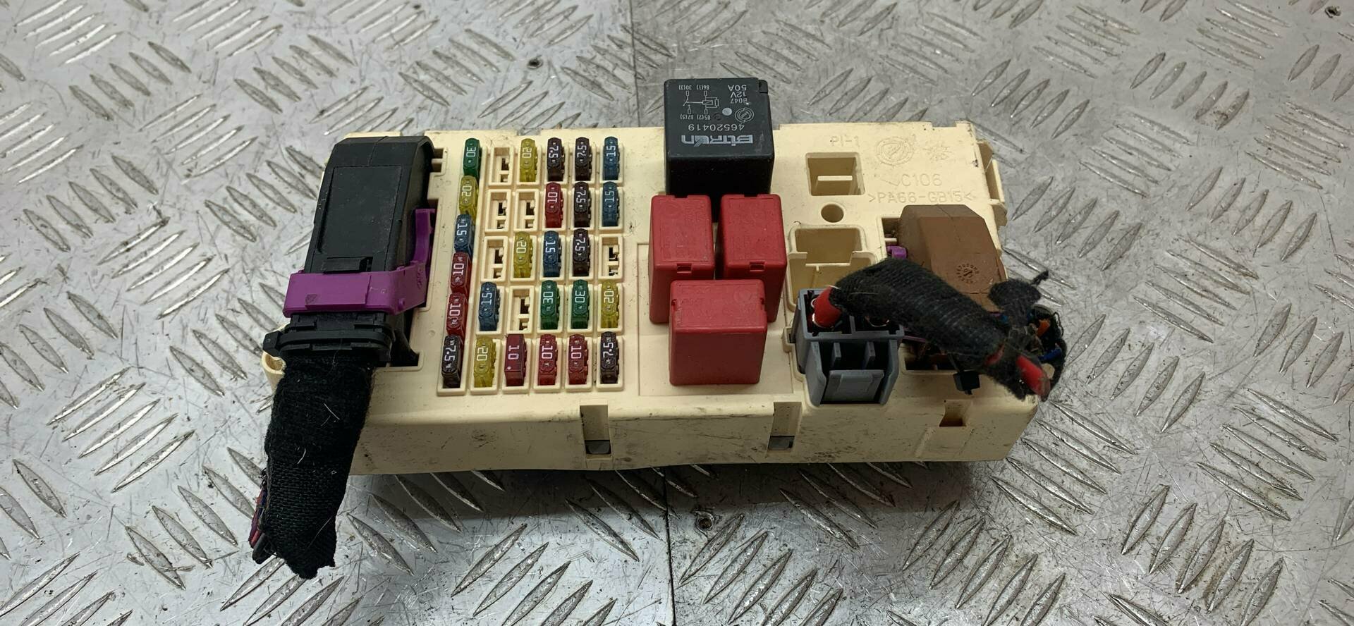 Блок предохранителей Fiat Stilo (2001 - 2004) 46797600