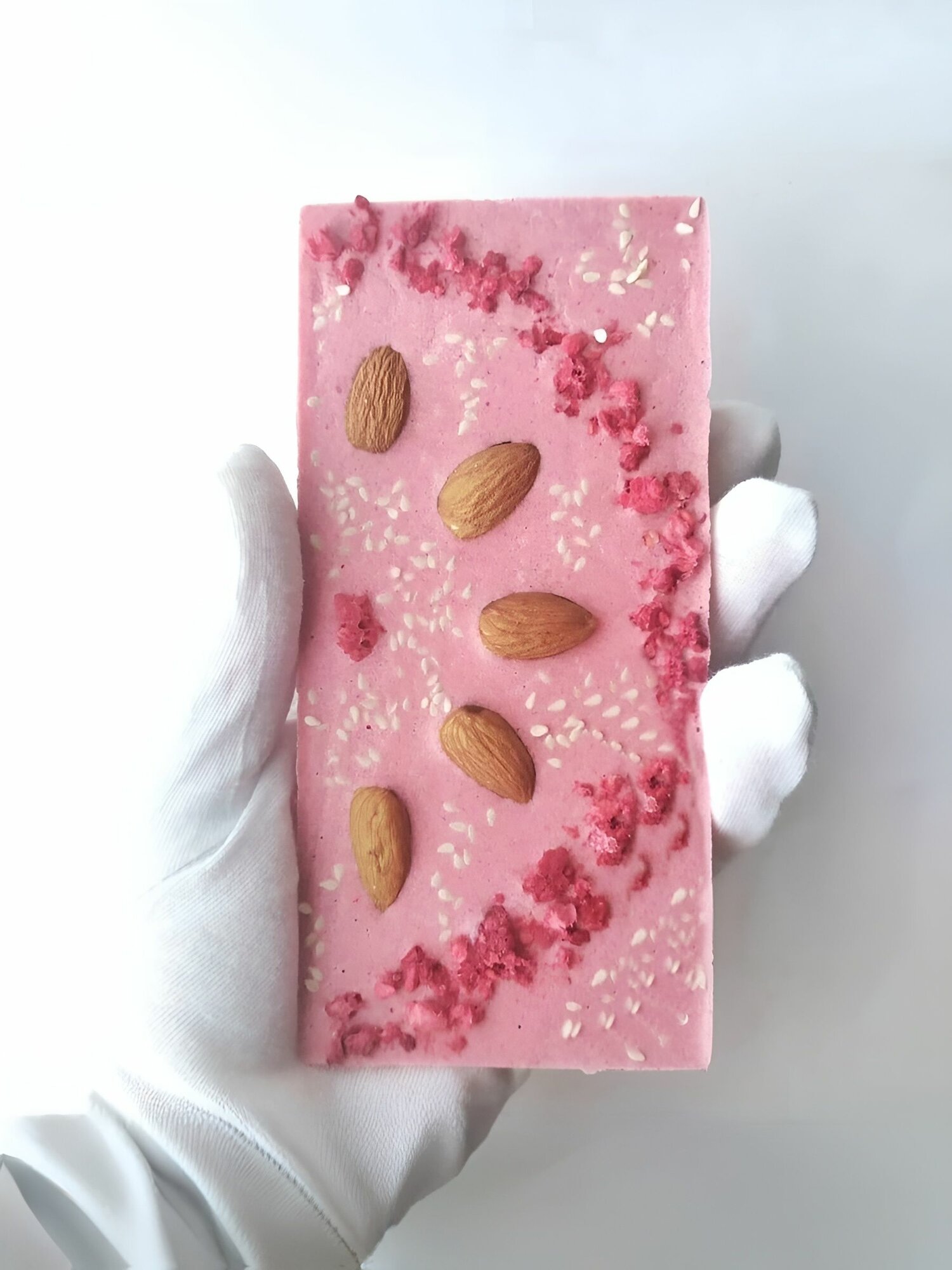 Шоколад Первая Букетная "Малина Миндаль Кунжут", белый, ручная работа, 110 г