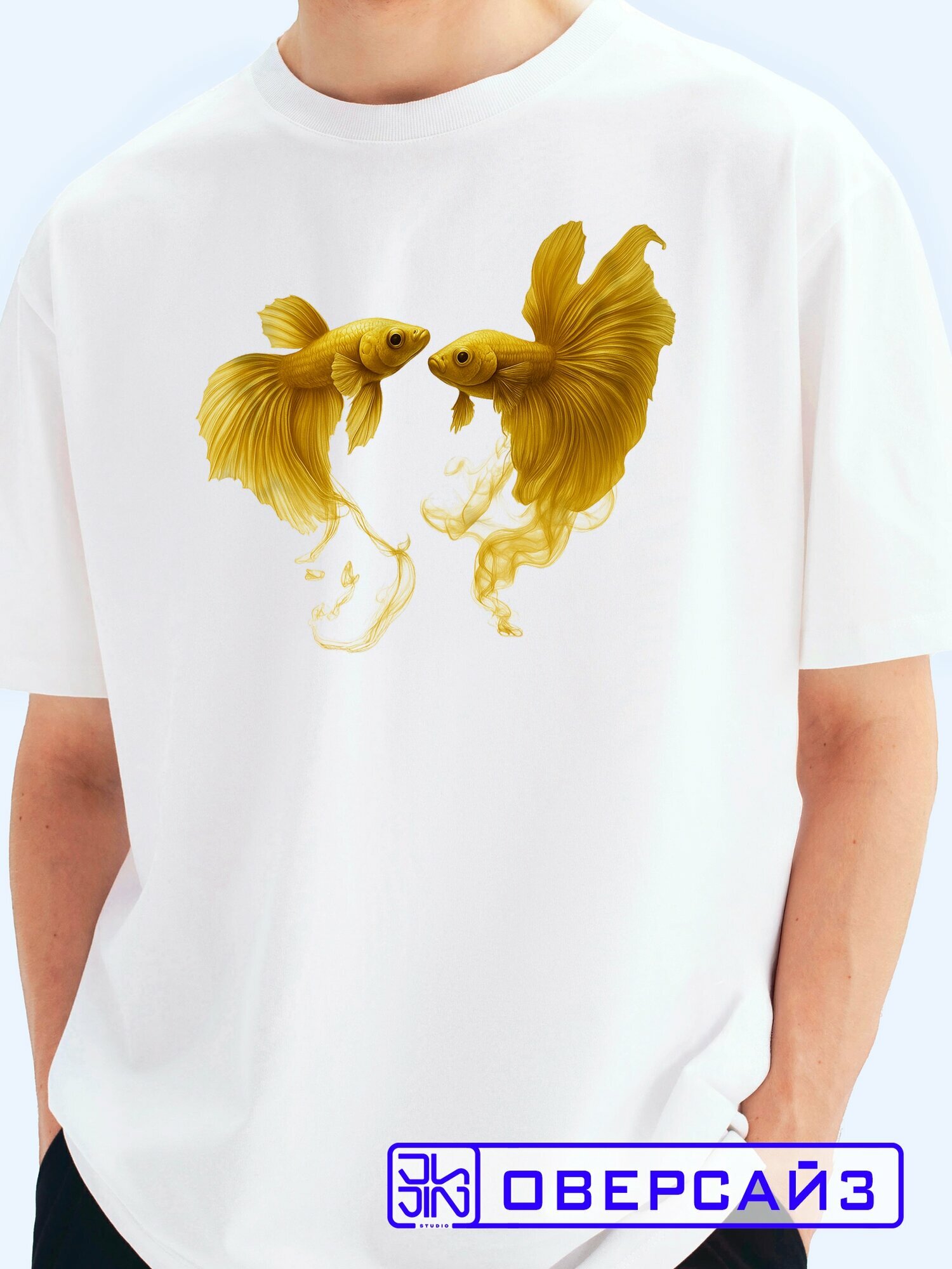 Футболка оверсайз мужская с принтом Белая премиальная композиция с желтой, золотой рыбкой в природе, белый хлопковый трикотаж с прикольным рисунком на груди
