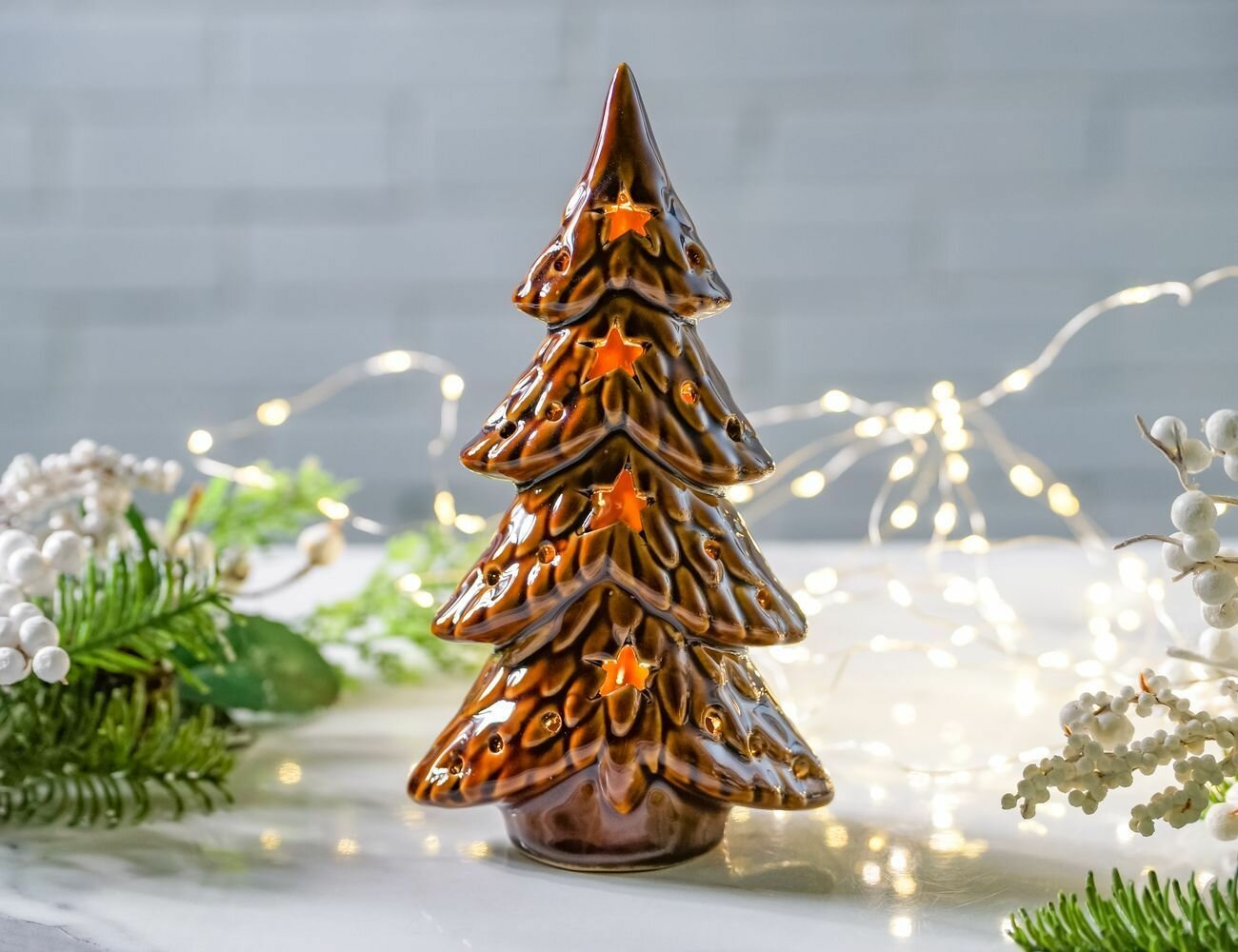 Новогодний светильник ЕЛЬ ТЕЯ, фарфор, шоколадный, тёплые белые LED-огни, 20 см, Koopman International ALX618780-1