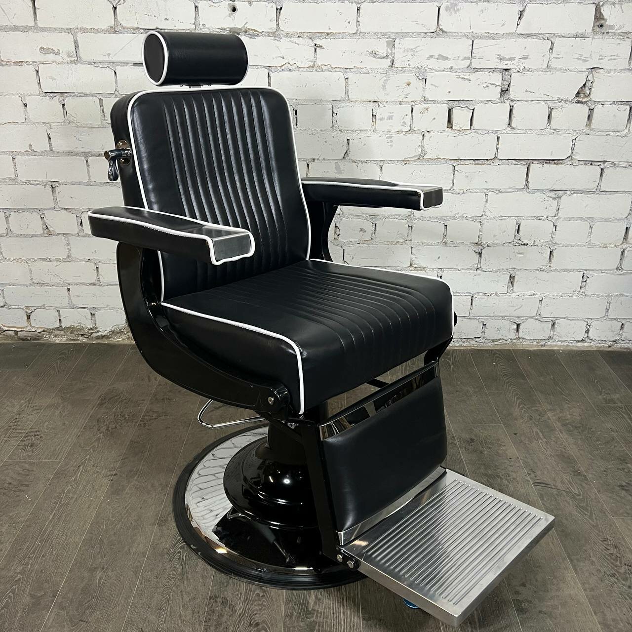 Кресло для барбершопа "Френк", металлический каркас, экокожа премиум.