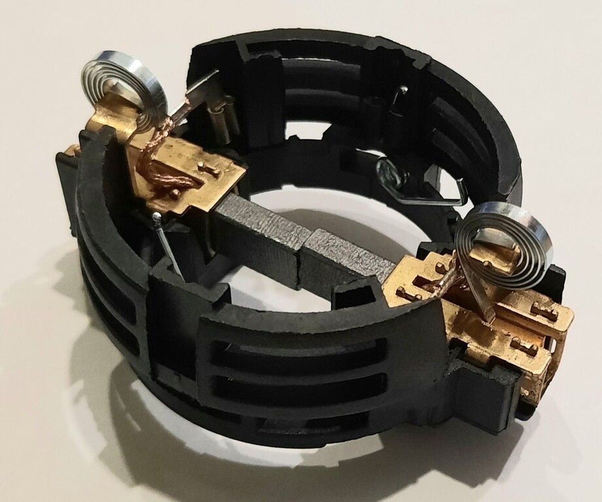 Щеткодержатель с щетками для перфоратора Интерскол П-26/800ЭР-2, Интерскол П-30/900ЭР, Интерскол П-30/900