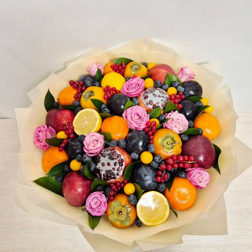 Фруктово-ягодный букет LAKRES с кустовыми розами, диаметр 35 см