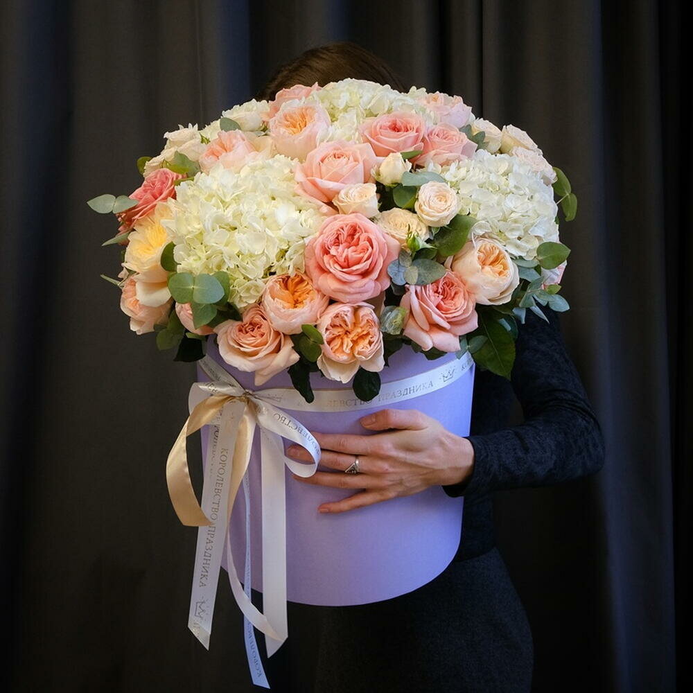 Гортензия и пионовидные розы Джульетта в большой коробке "Акварельные облака"