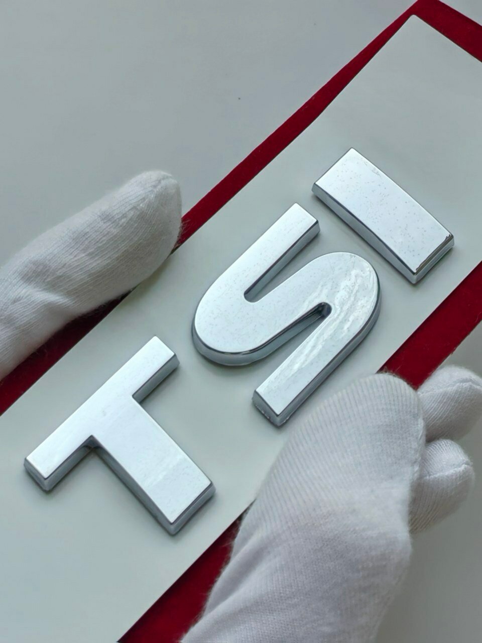 Шильдик TSI 8/2,5 см для Volkswagen, надпись TSI на Фольксваген (1 шт.)