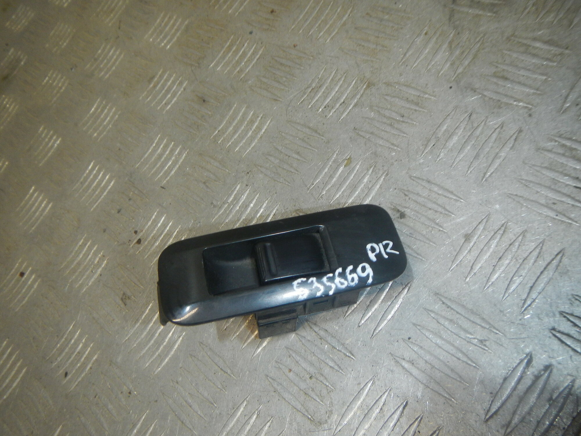 Б/У Кнопка стеклоподъемника, Nissan (Ниссан)-PRIMERA P12E (02-) NISSAN PRIMERA P12E (02-) Повреждено крепление накладки....