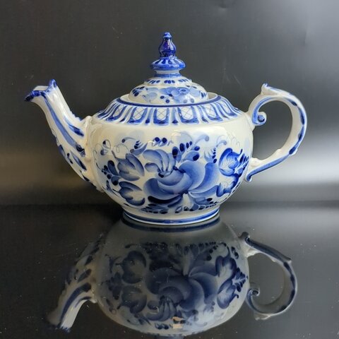 Чайник фарфоровый с росписью "Гжель", декор цветы, роза, автор А. Петрушина, клеймо, винтаж