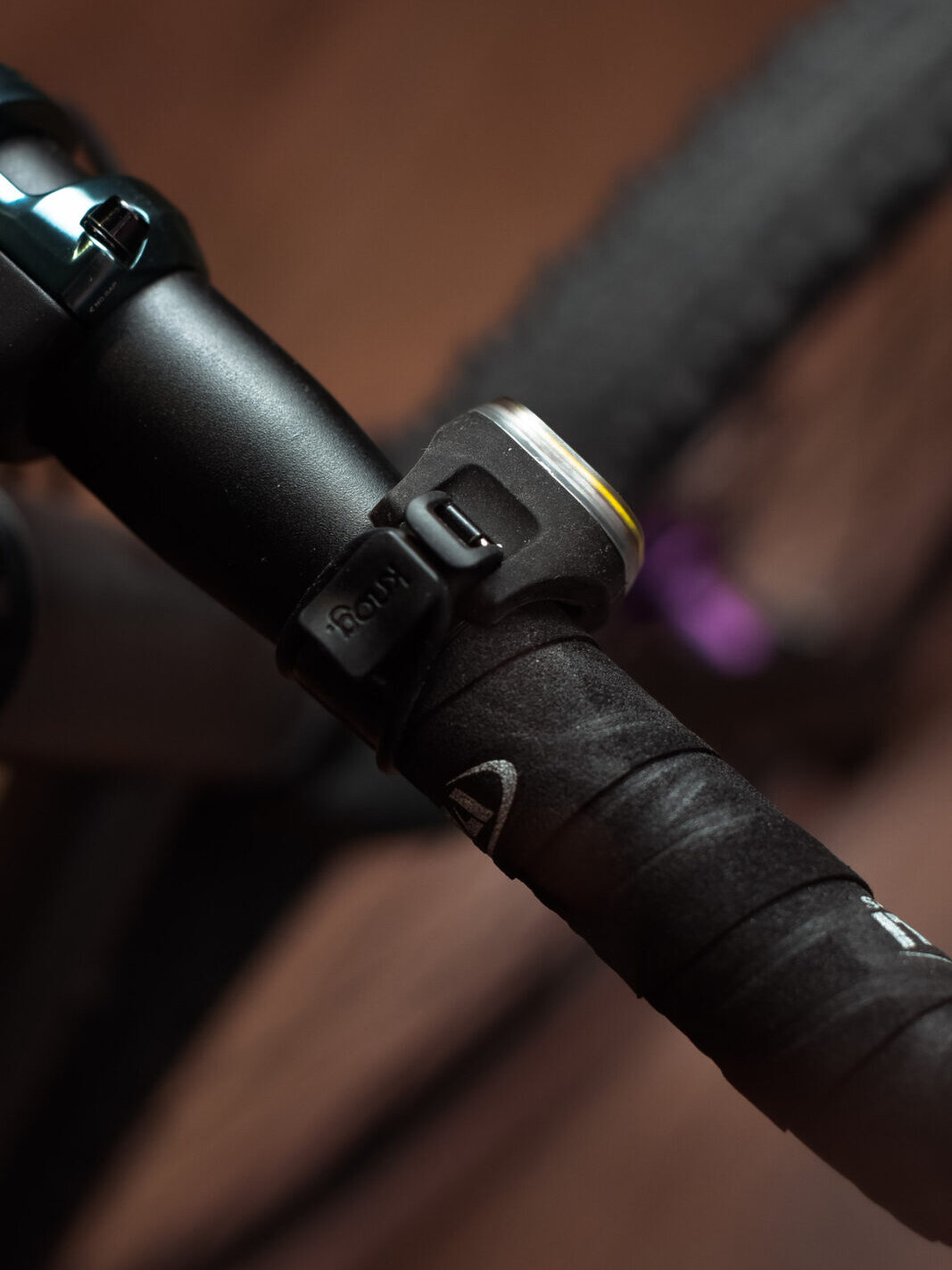 Фонарь задний Knog Blinder Mini Cross Front — фото 1