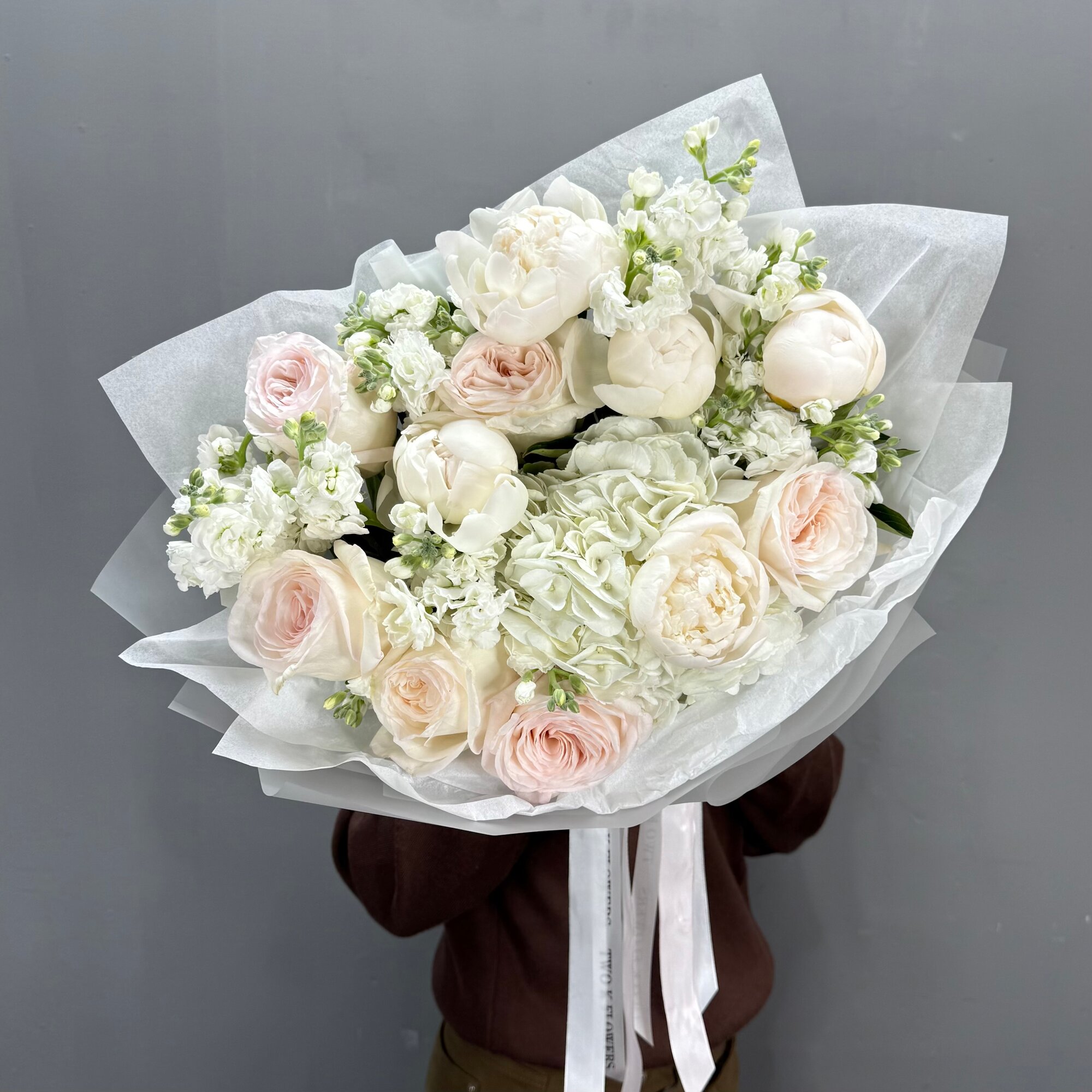 Букет Two K Flowers, авторский, с пионами, ароматной маттиолой