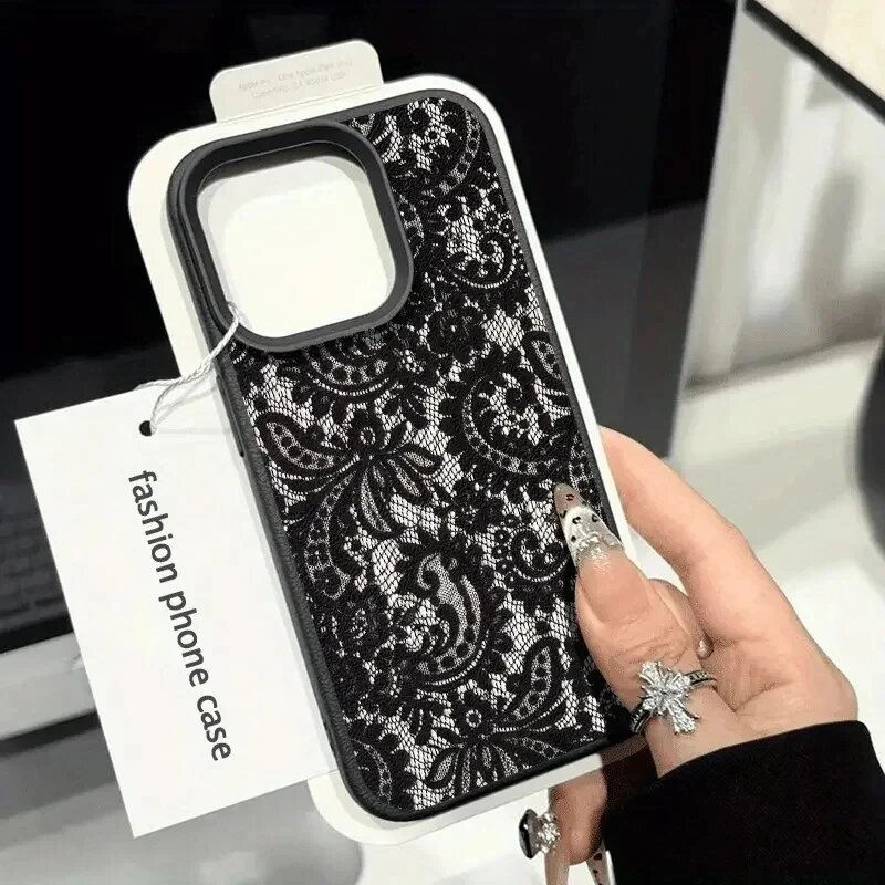 Черный кружевной чехол для iPhone 15