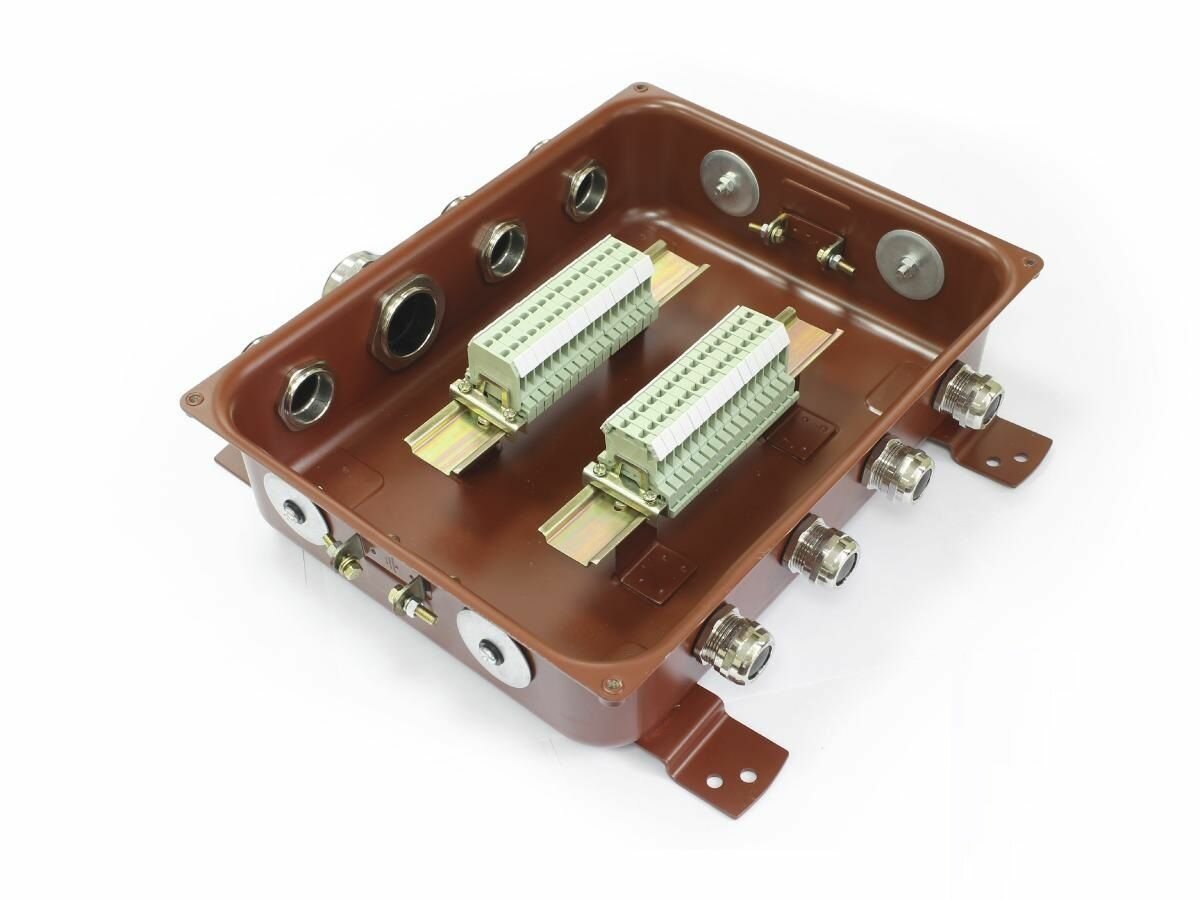 Коробка КЗНС-32 УХЛ1.5 латун. сальники гофроматик zeta30319