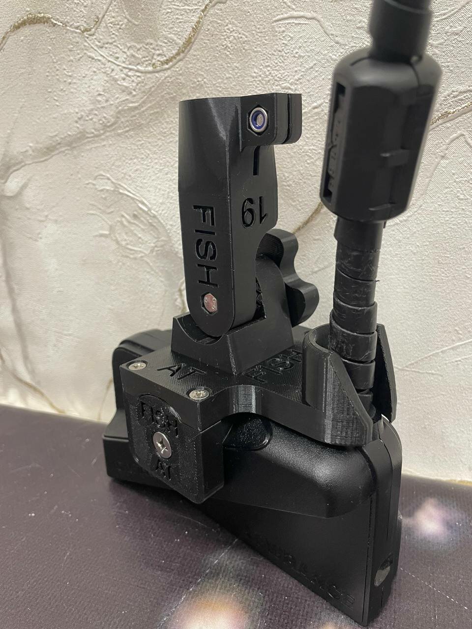 Нулевое крепление для датчика Lowrance Active Target 1-2 поколения под диаметр трубы 19мм защитой кабеля