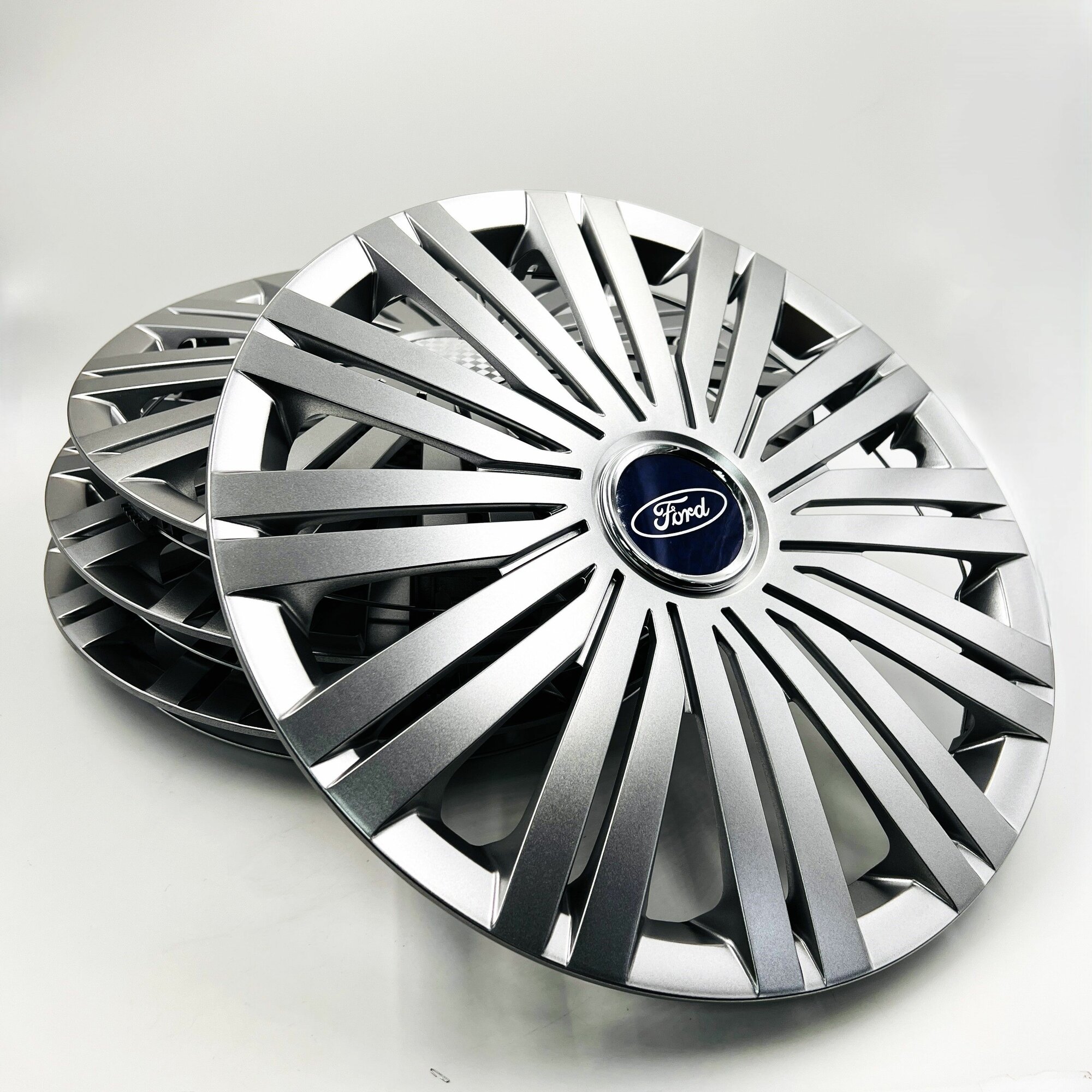 Колпаки на колеса гибкие для Ford серебристые с эмблемой R17, 4шт