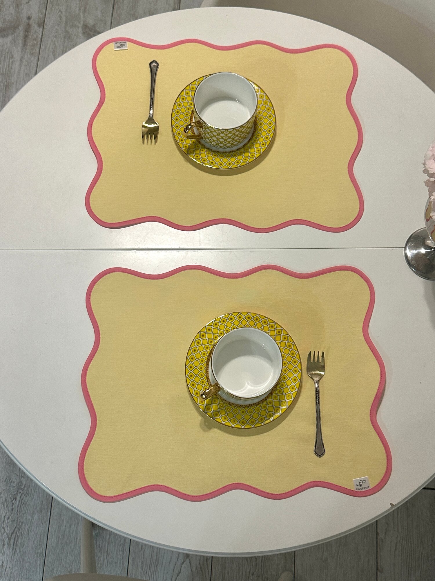 Сервировочные салфетки на стол, с водоотталкивающей пропиткой, фигурные, желтые с розовым кантом, 30*40 см, 2 шт.