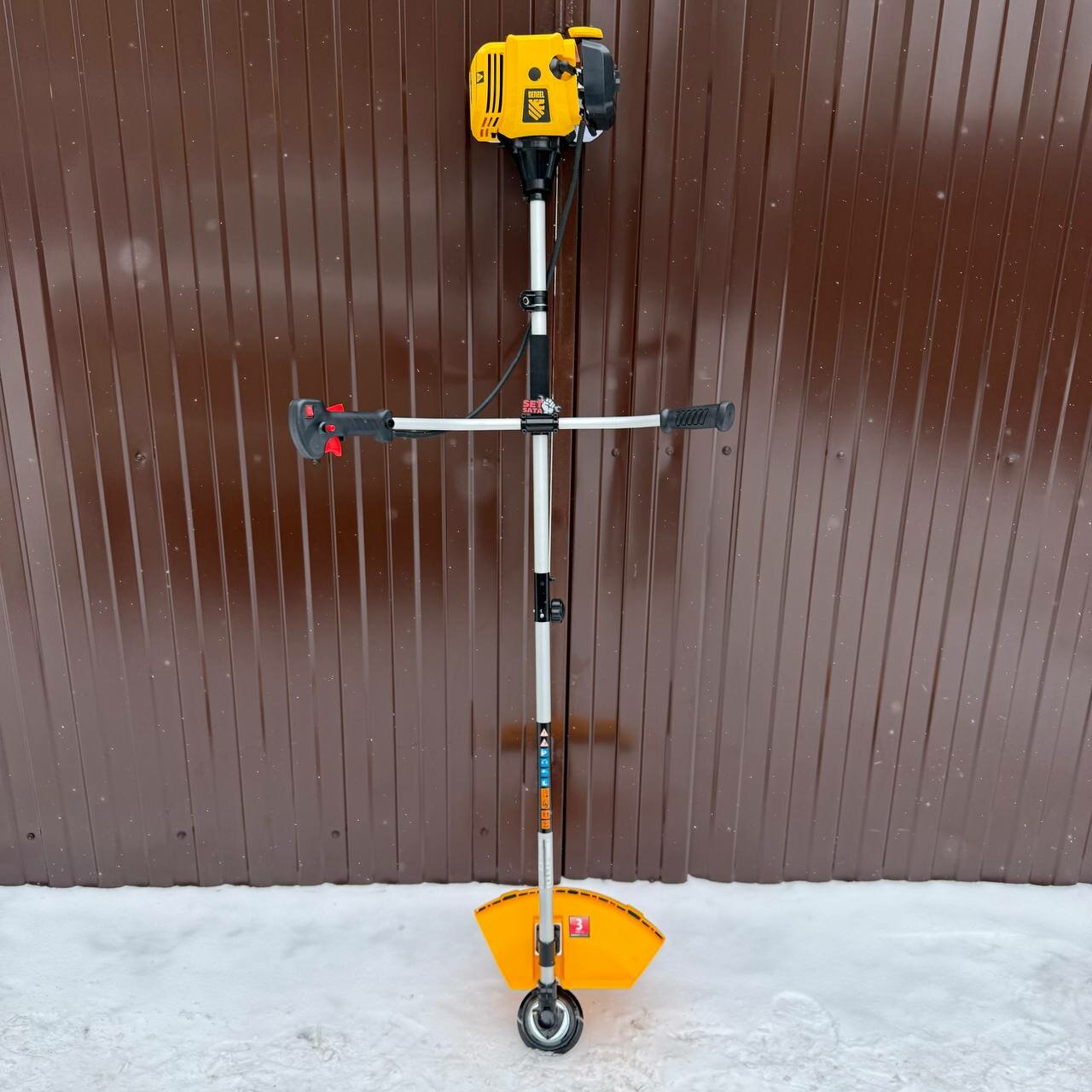 Триммер бензиновый Denzel DT-33S, 33 см3, 1.8 л. с, разъемная штанга, состоит из 2 частей