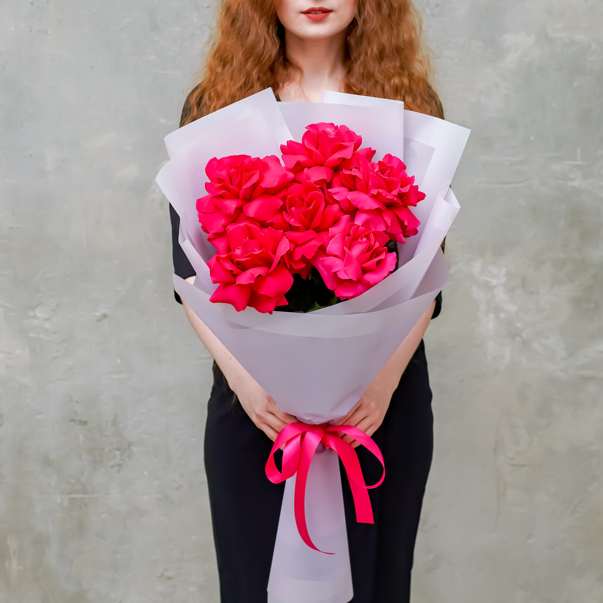 Букет живых цветов Flor-Pro Flowers из 7 малиновых эквадорских роз Пинк Флойд в дизайнерской упаковке