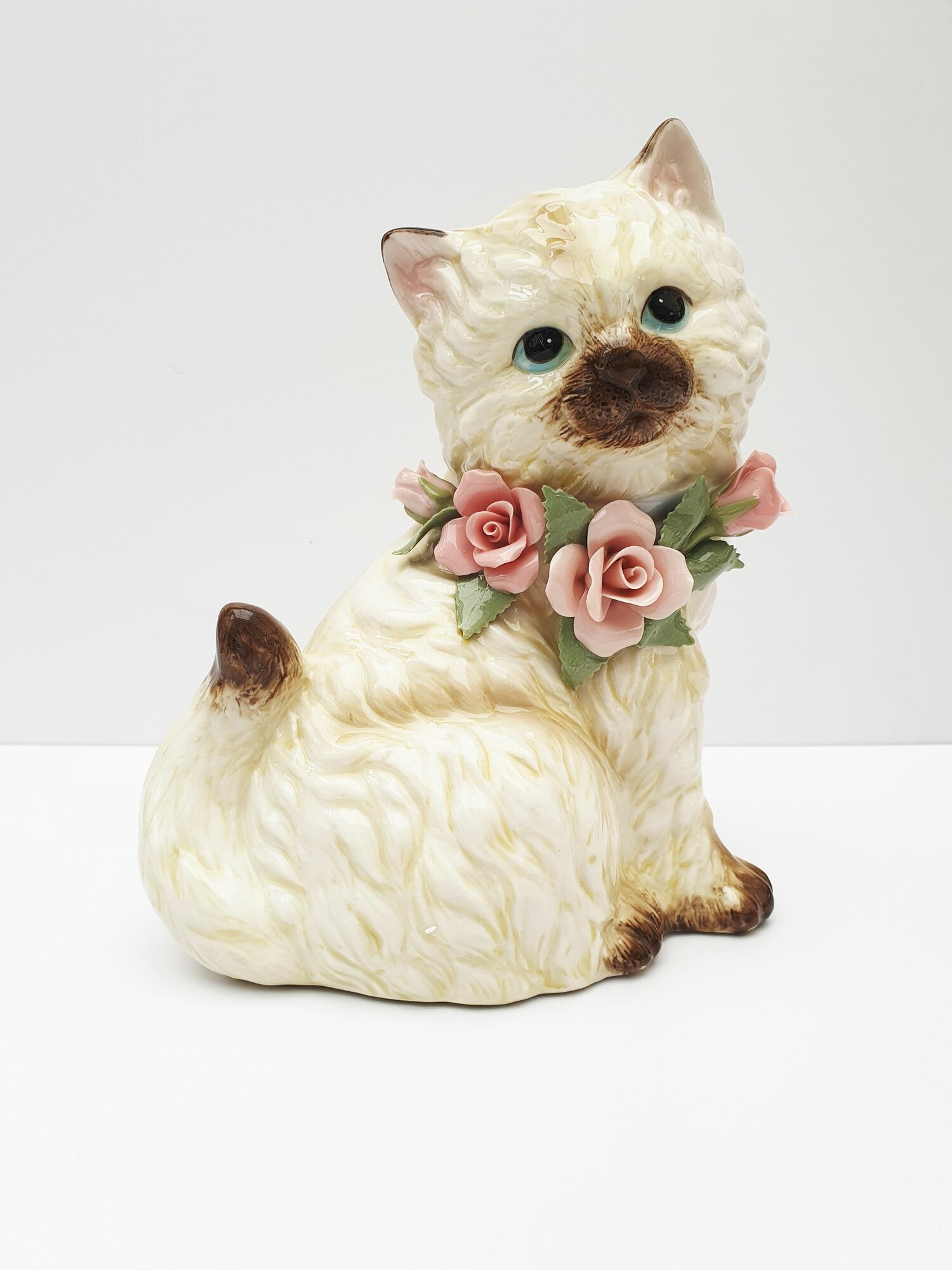 Статуэтка фарфоровая "Кошка" 21х17 см. От Porcelain Manufacturing Factory. В упаковке.