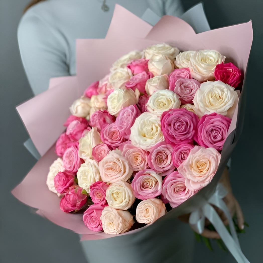 Букет свежесрезанных цветов из 31 кустовых роз в дизайнерской упаковке 004г