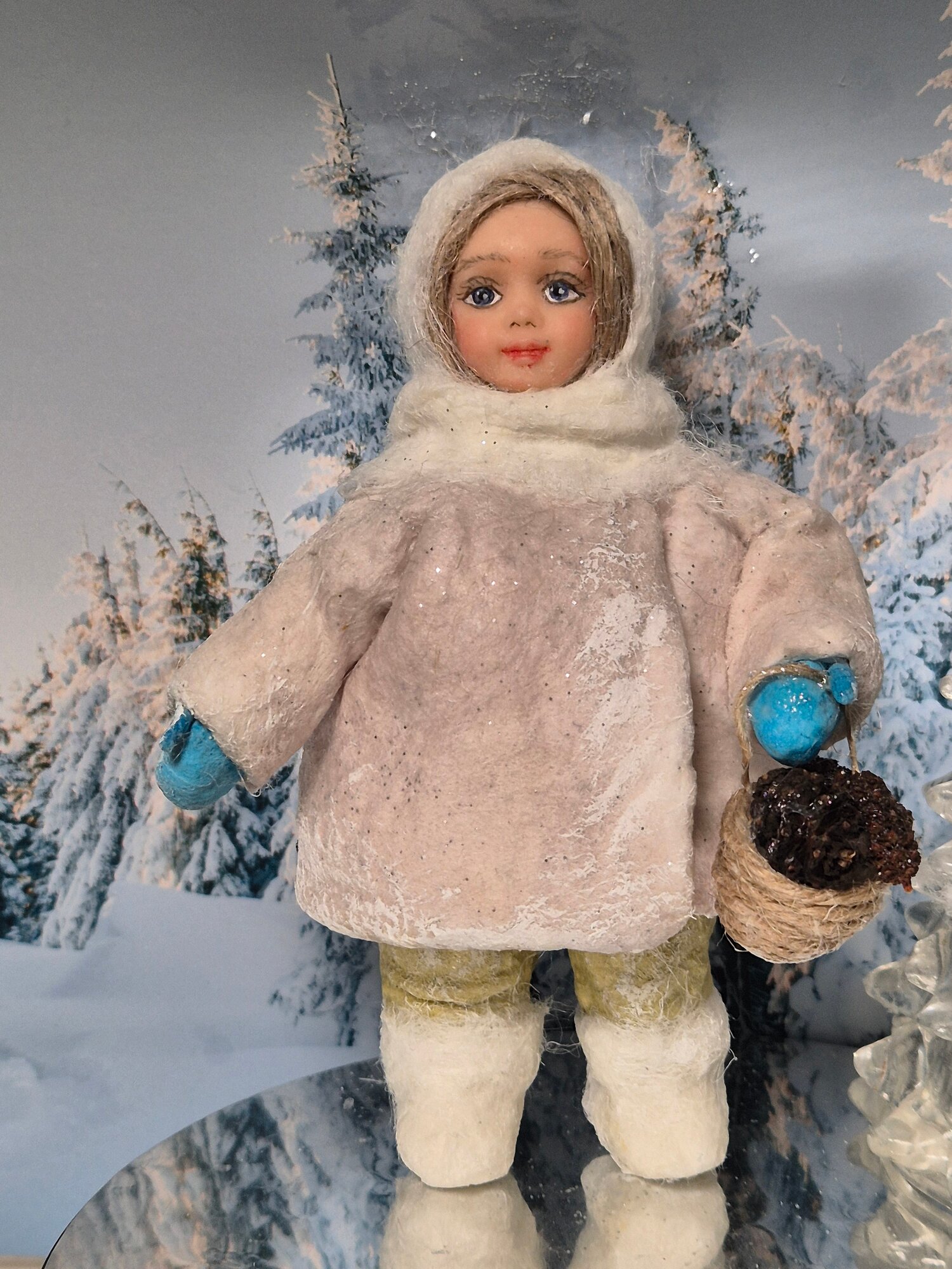 Ватная игрушка Affavatta "Девочка и корзинка", 12см, ручная работа